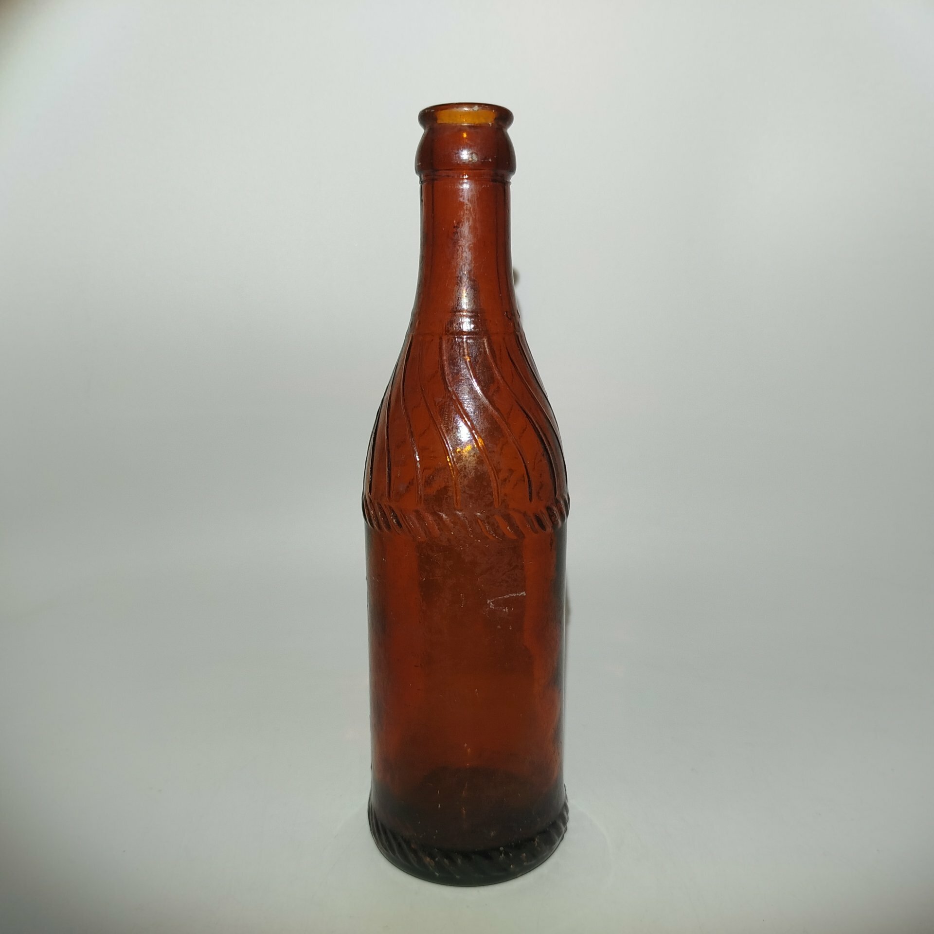 Бутылка пивная с рельефным декором, стекло, Россия, 1900-1940 гг.