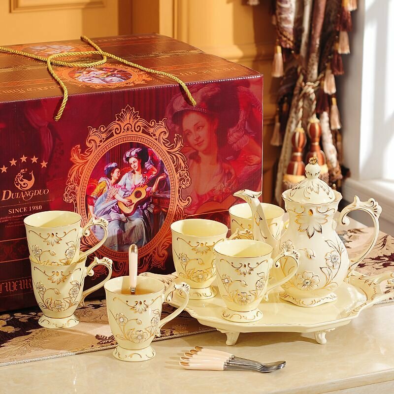 Чайный сервиз на 6 персон из костяного фарфора с позолотой, подносом и ложками, подарочная упаковка