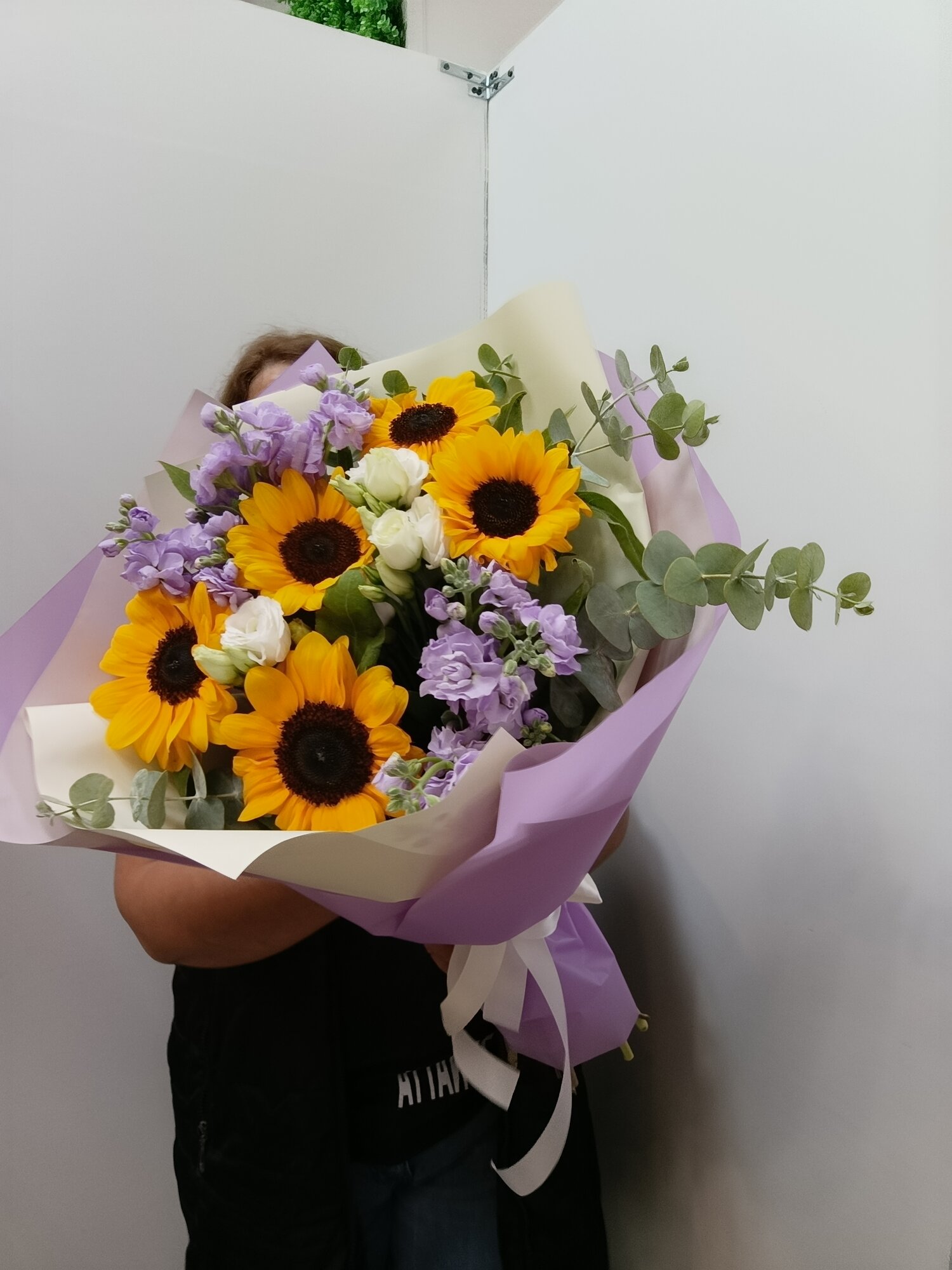 Букет подсолнух, маттиола кустовая, эустома с эвкалиптом в упаковке для любого повода