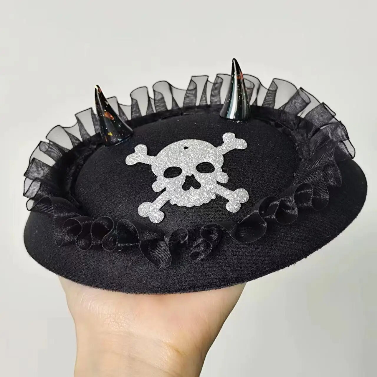 Готическая мини-шляпа с рогом дьявола и черепом