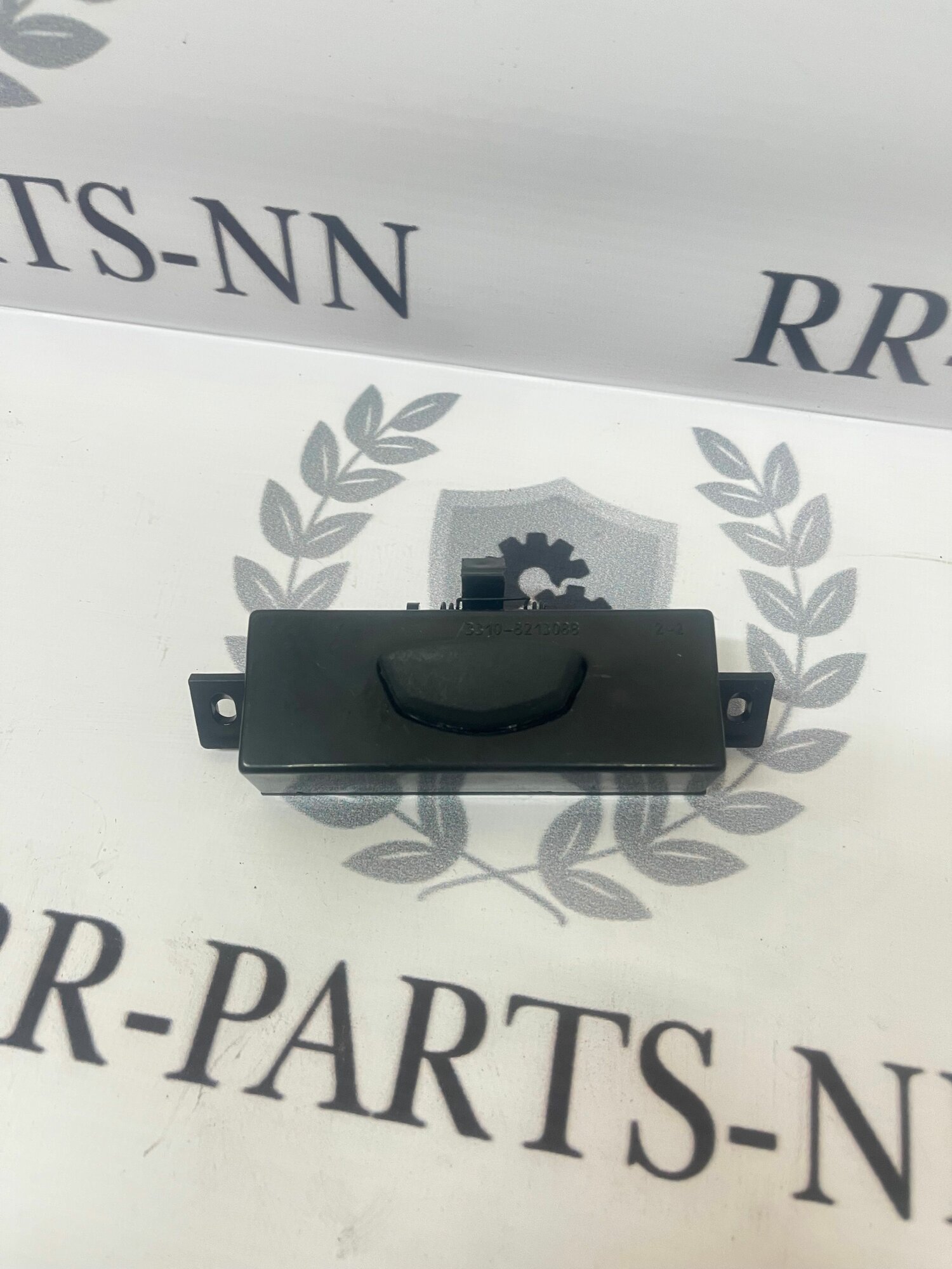 Защелка бардачка замок кнопки для крышки вещевого ящика на Г-ель-3302 арт. 3310-8213088