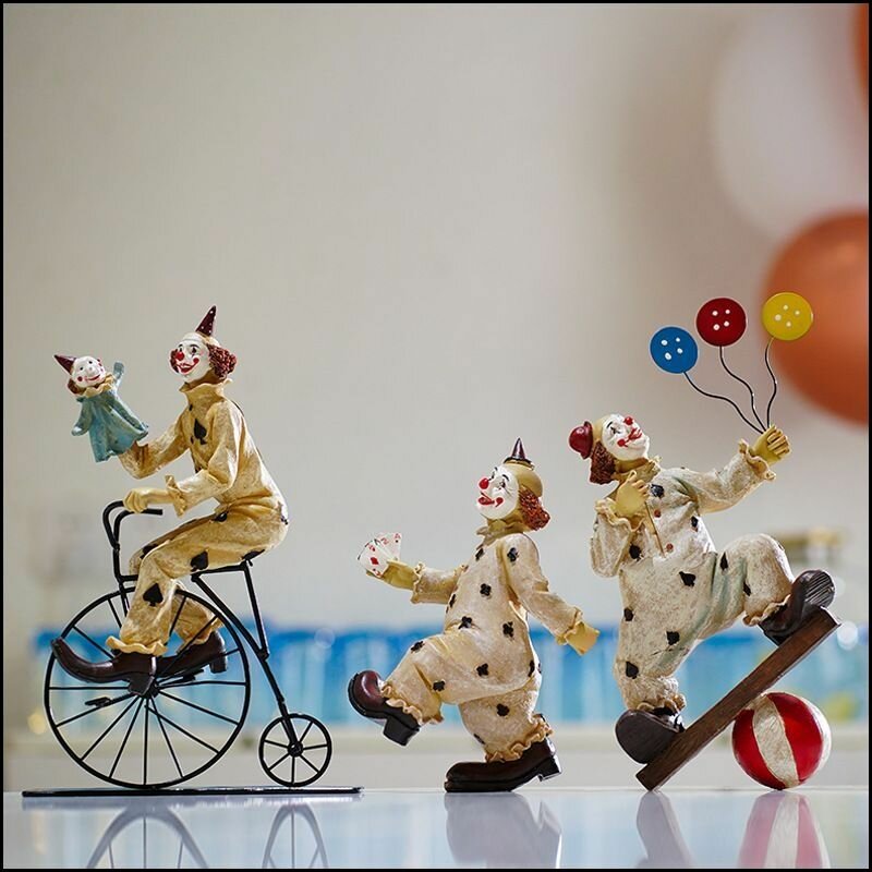 Статуя циркового клоуна