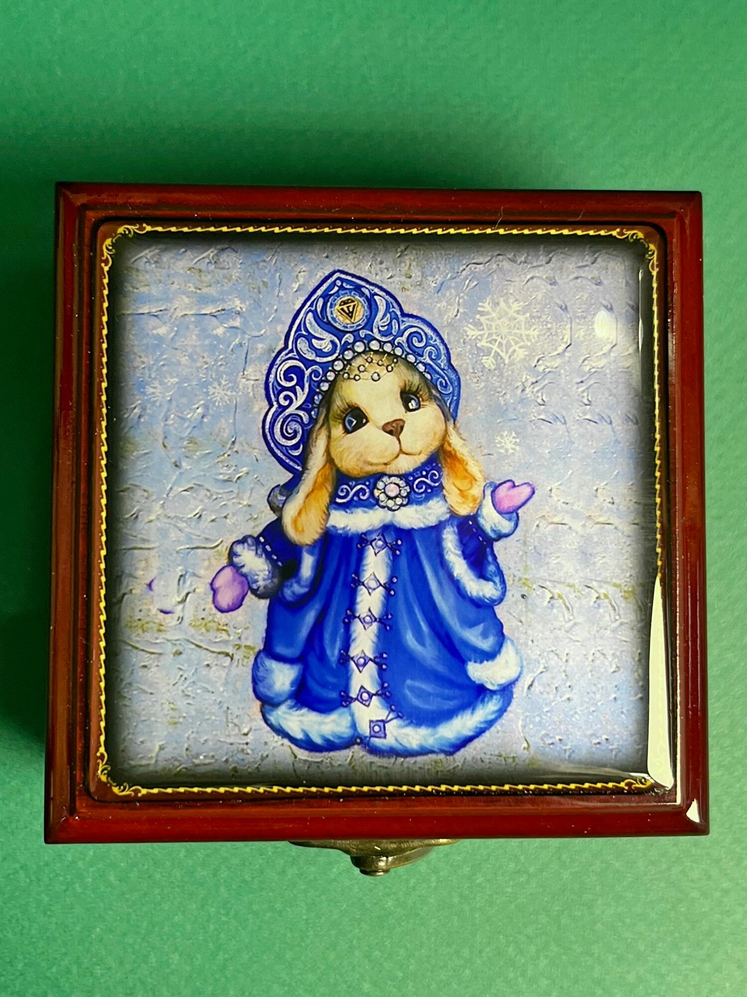 Маленькая новогодняя шкатулка с зеркалом "Зайка снегурочка" папье-маше
