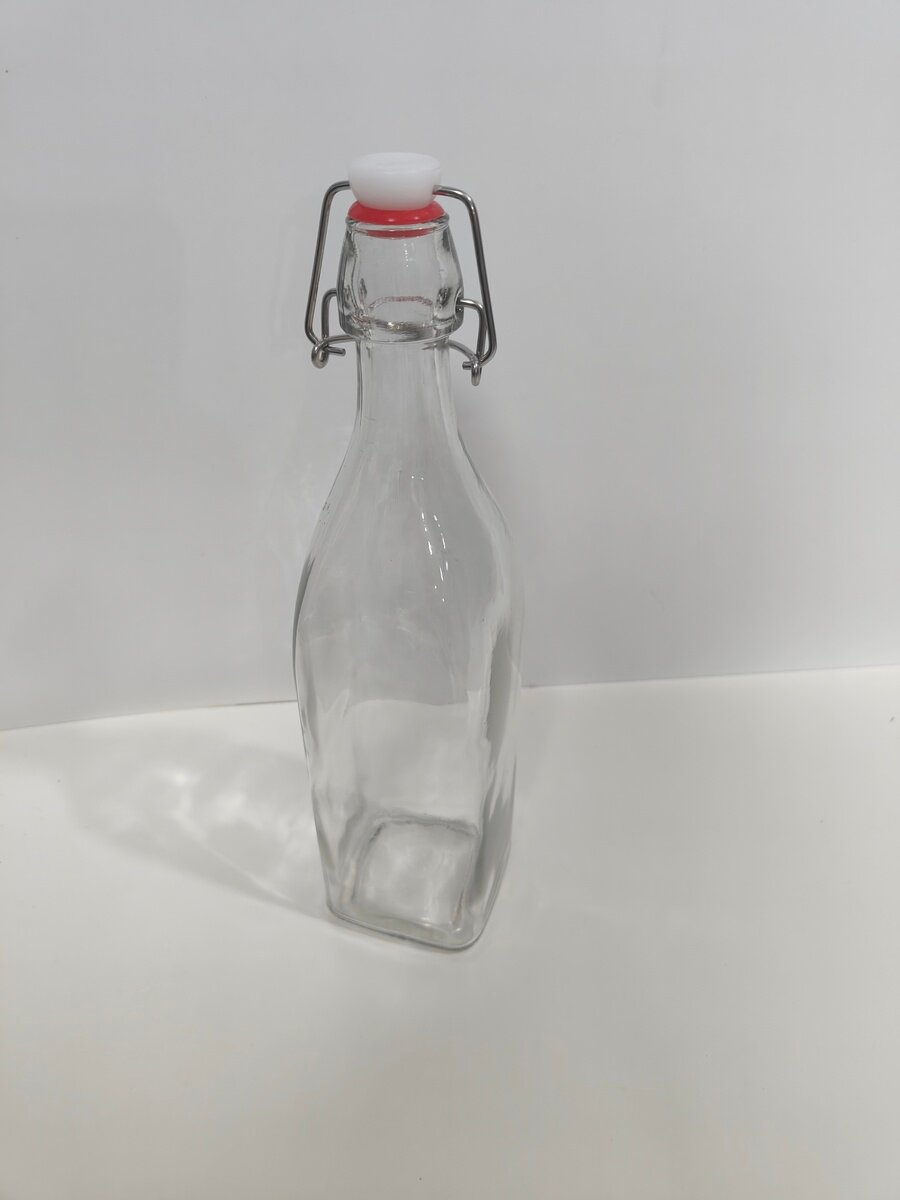 Стеклянная бутылка с бугельной пробкой и квадратным дном