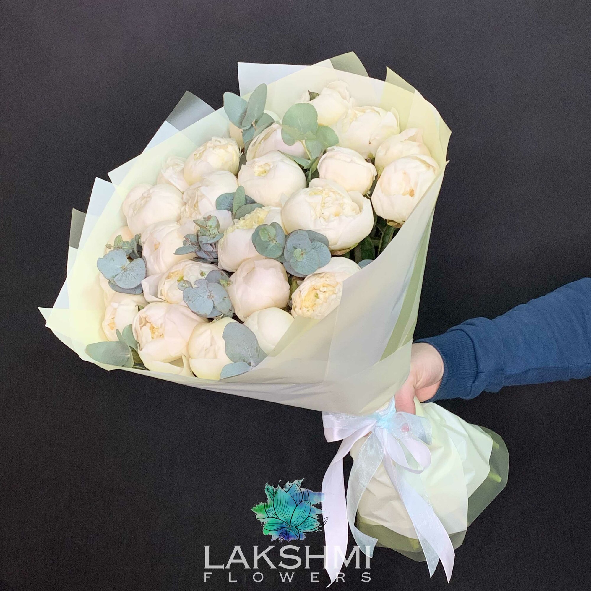25 пионов / Букет из 25 белых пионов с эвкалиптом в авторской упаковке