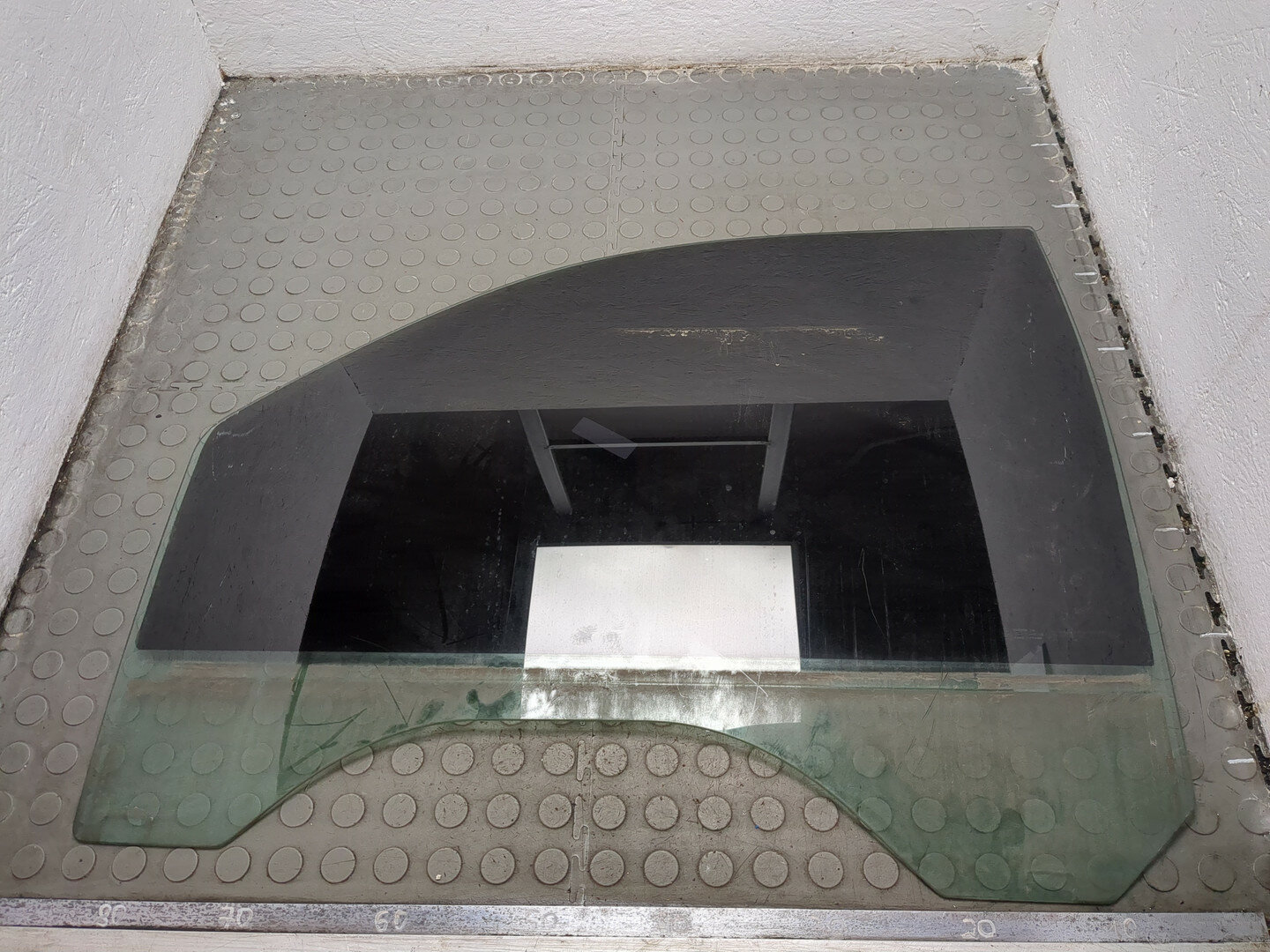 Стекло боковой двери левое переднее Cadillac Escalade 3 Б/У