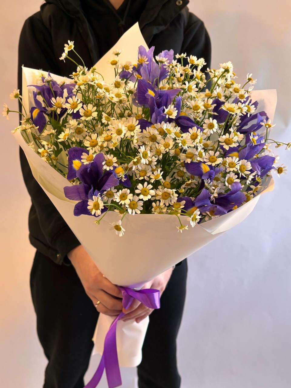 Букет из танацетума и ирисов 15 шт нежный и воздушный
