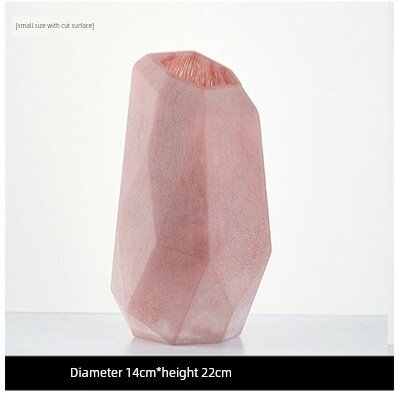 Маленькая граненая стеклянная ваза с нежным розовым покрытием, идеально подходит для небольших композиций