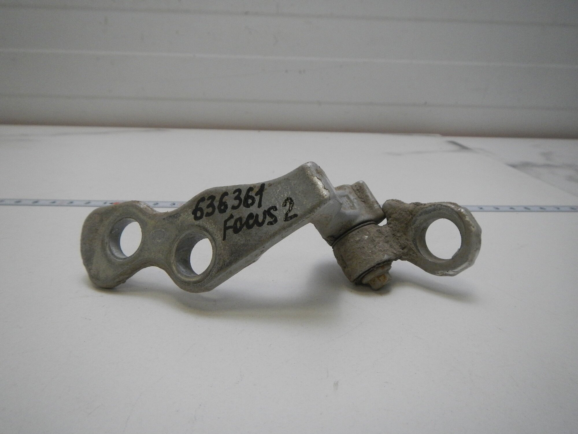 Б/У Петля двери передней левой нижняя, Ford (Форд)-FOCUS 2 (05-08) FORD FOCUS 2 (05-08) Люфт. 636361 FORD арт. 3M51R22811AH