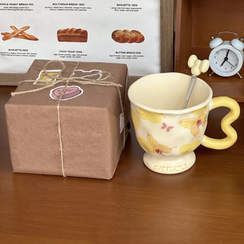 Красивая керамическая кружка с бабочкой — практичный подарок на день рождения для вашей лучшей подруги, упакованная в подарочную коробку.