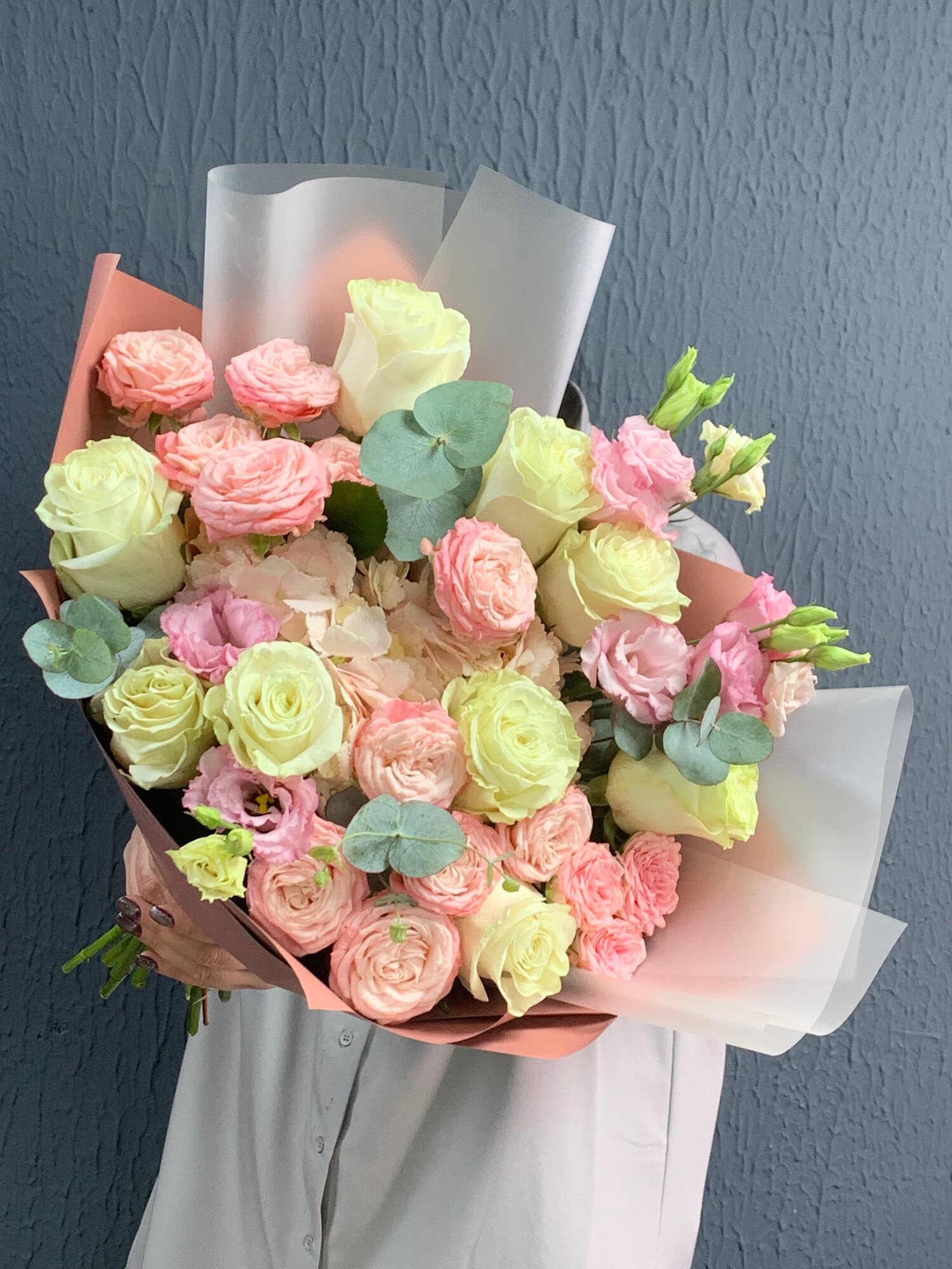 Букет свежесрезанных цветов из роз, гортензии и ароматного эвкалипта 64