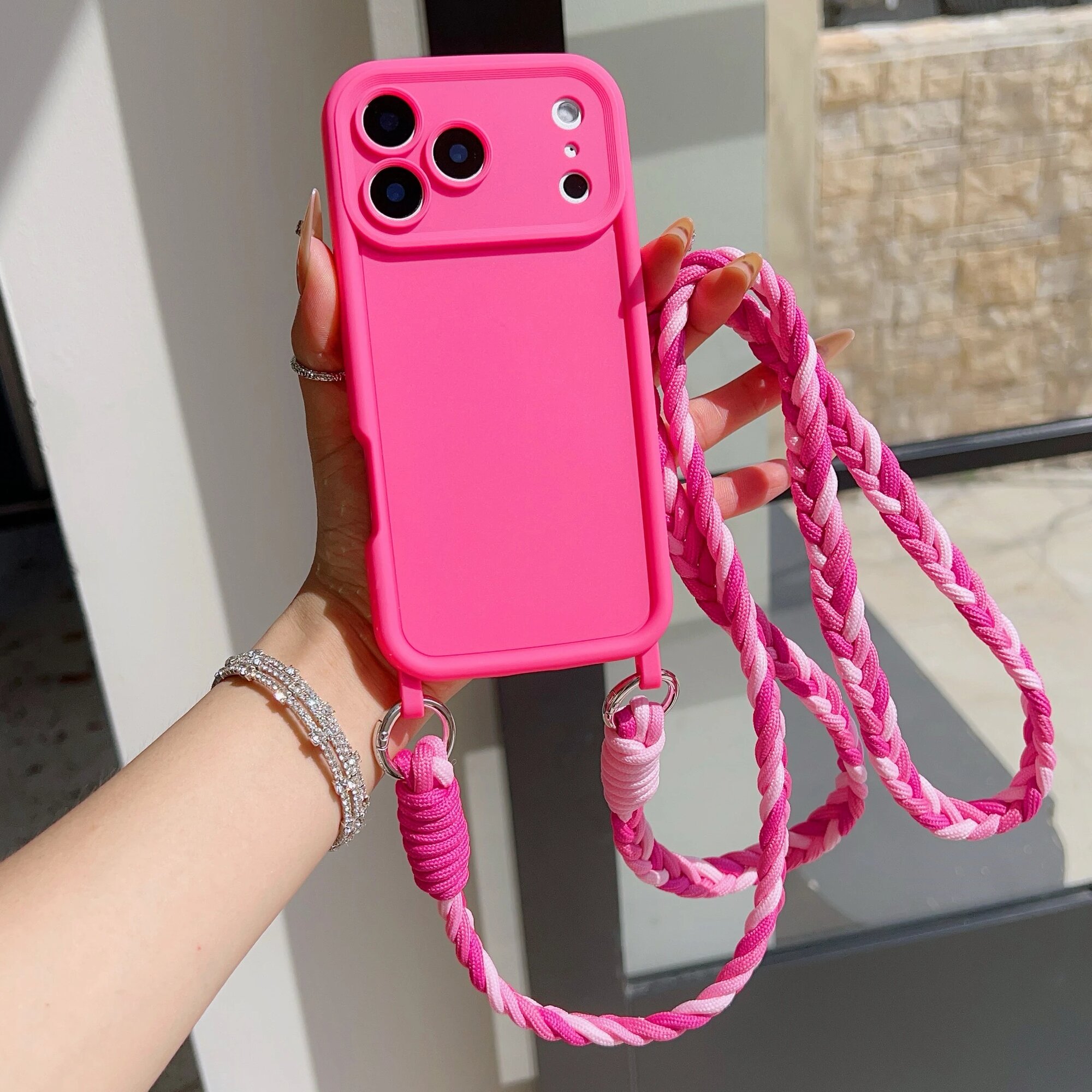 Розовый чехол на iPhone 13 Pro Max с плечевым ремешком