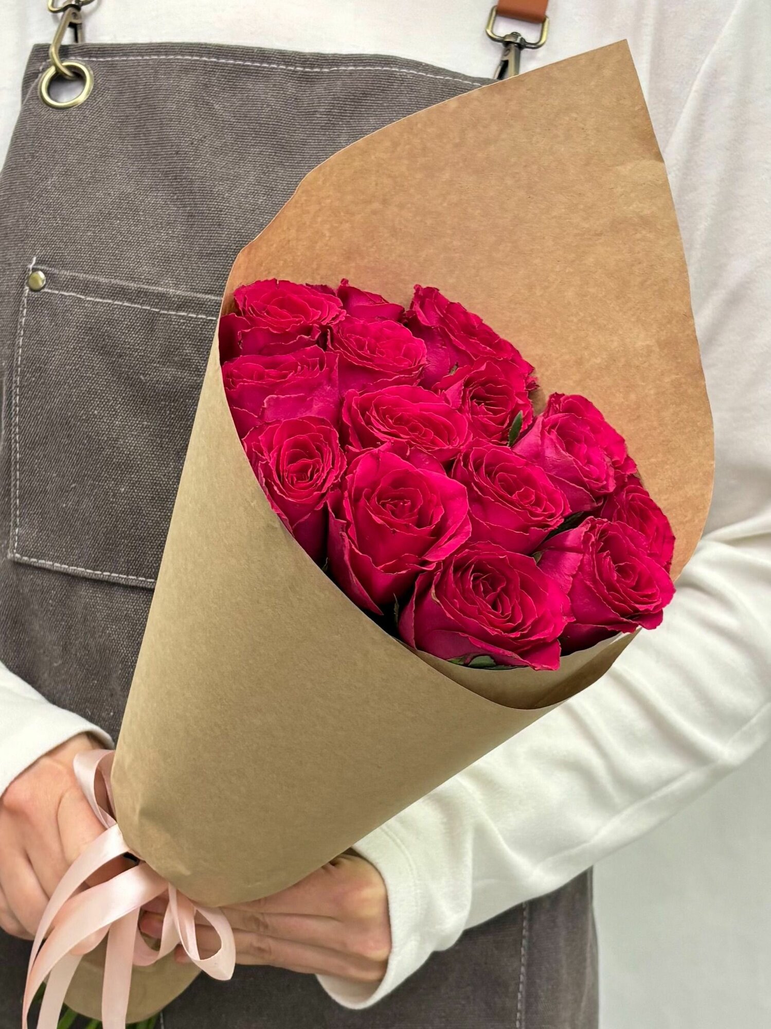 Букет живых цветов из 15 малиновых роз 40 см, крафт-бумага, кенийская роза, монобукет