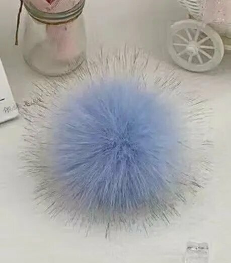 Помпон из натурального меха небесно-голубой