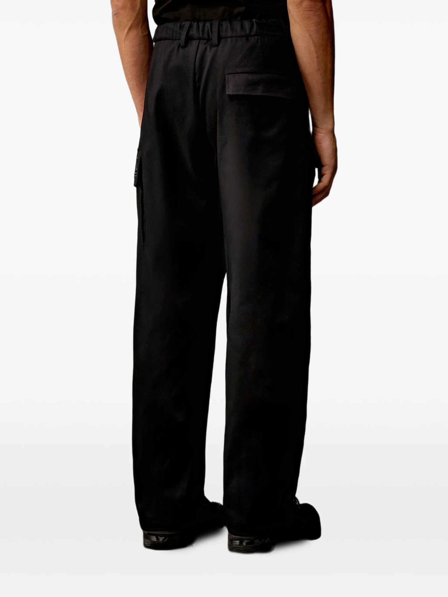 Брюки C.P. COMPANY Logo-patch trousers, размер 46 EU, черный — фото 1