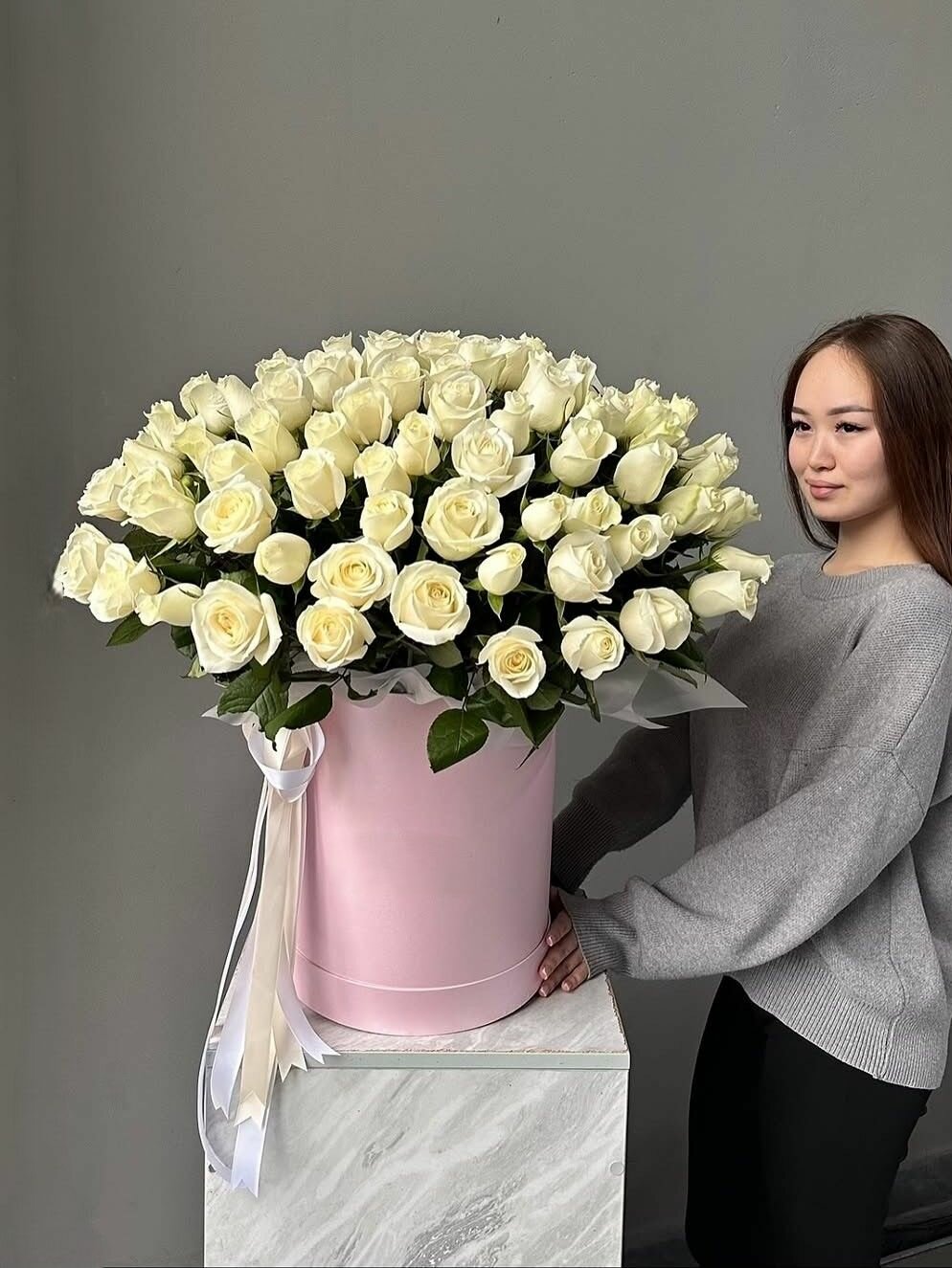 Коробка из 101 белой розы