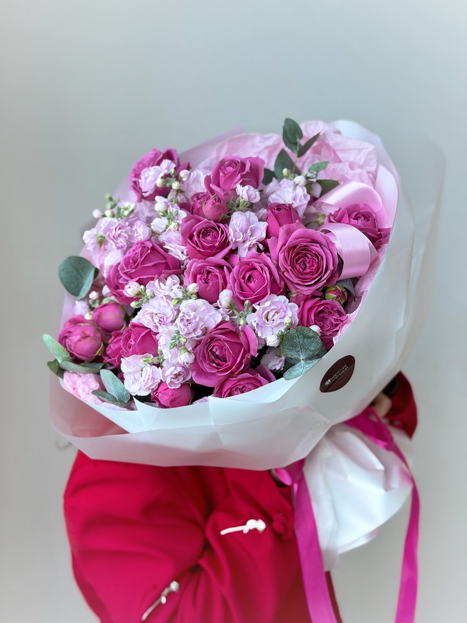 Малиновый нежный букет с пионовидными кустовыми розами и маттиолой