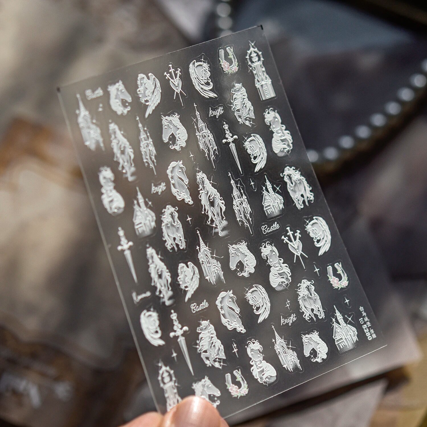 1 шт. 5D тисненная наклейка для ногтей с изображением лошади, фоторамка, рыцарь, лошадь, кружево, аксессуары для дизайна ногтей, нишевый дизайн, наклейка в королевском стиле