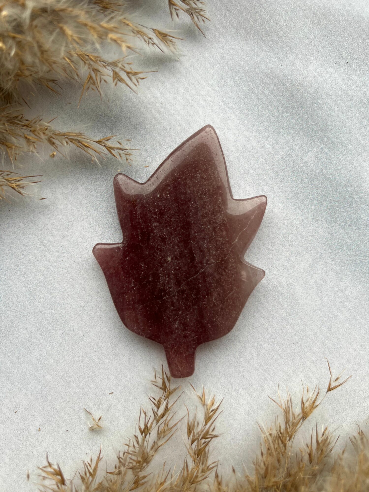 Фигурка "Лист" из натурального камня Авантюрин малиновый. 79х54х9 мм, 45 гр.