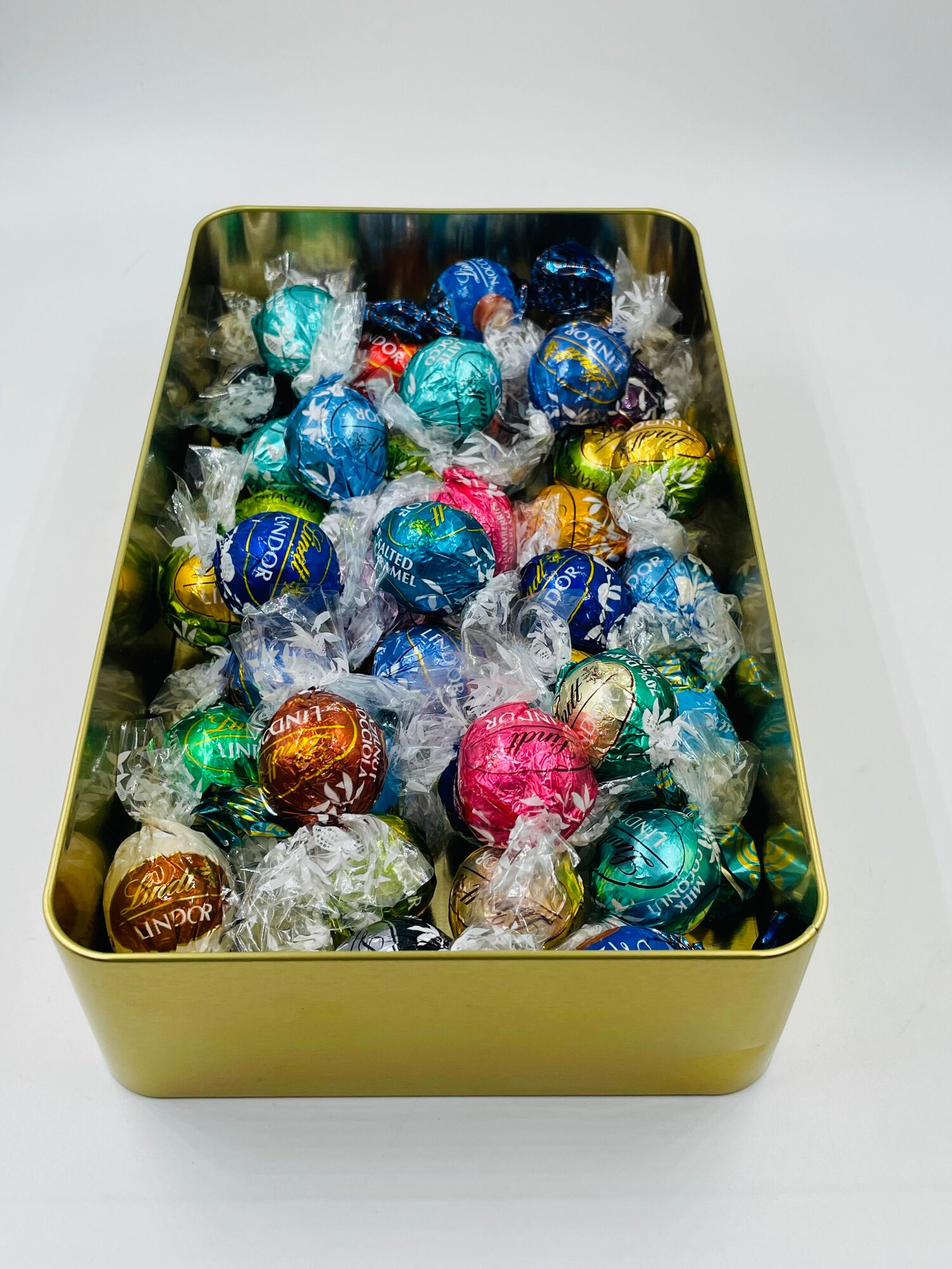 Набор шоколадных конфет Lindt LINDOR в подарочной жестяной коробке, ассорти, 400 г