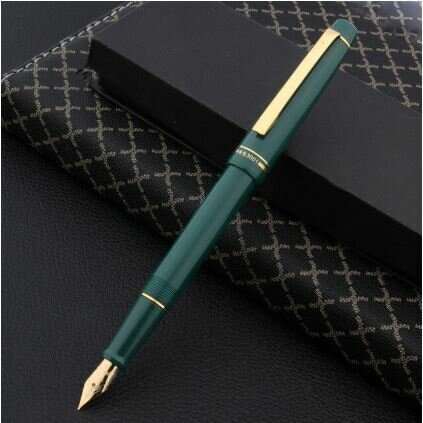 Перьевая ручка 3001, Китай. Перо EF (0.3 мм). Корпус пластик, заправка поршнем. Колпачок закручивается на резьбу.