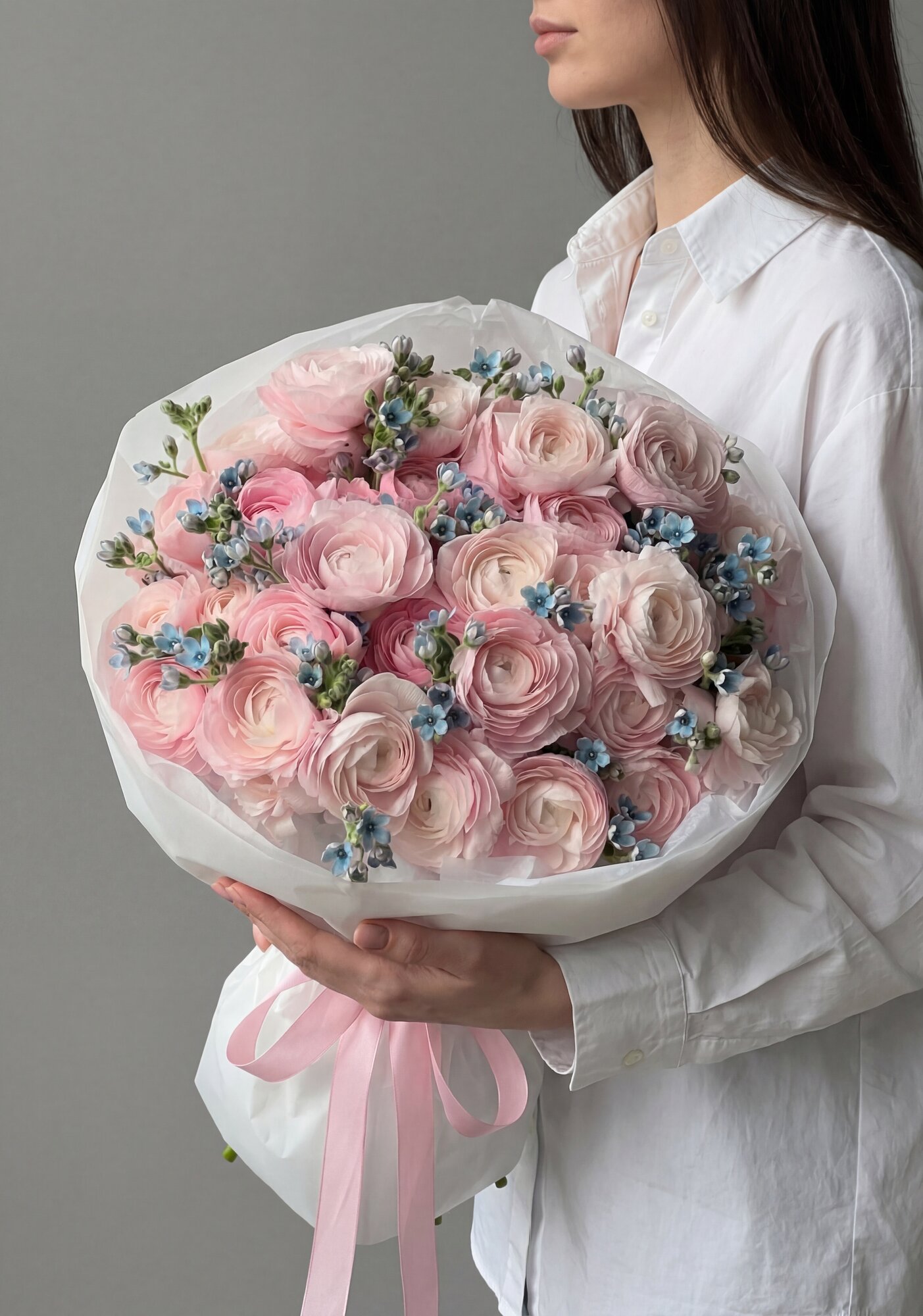 Стильный букет из ранункулюсов и незабудок в дуэте