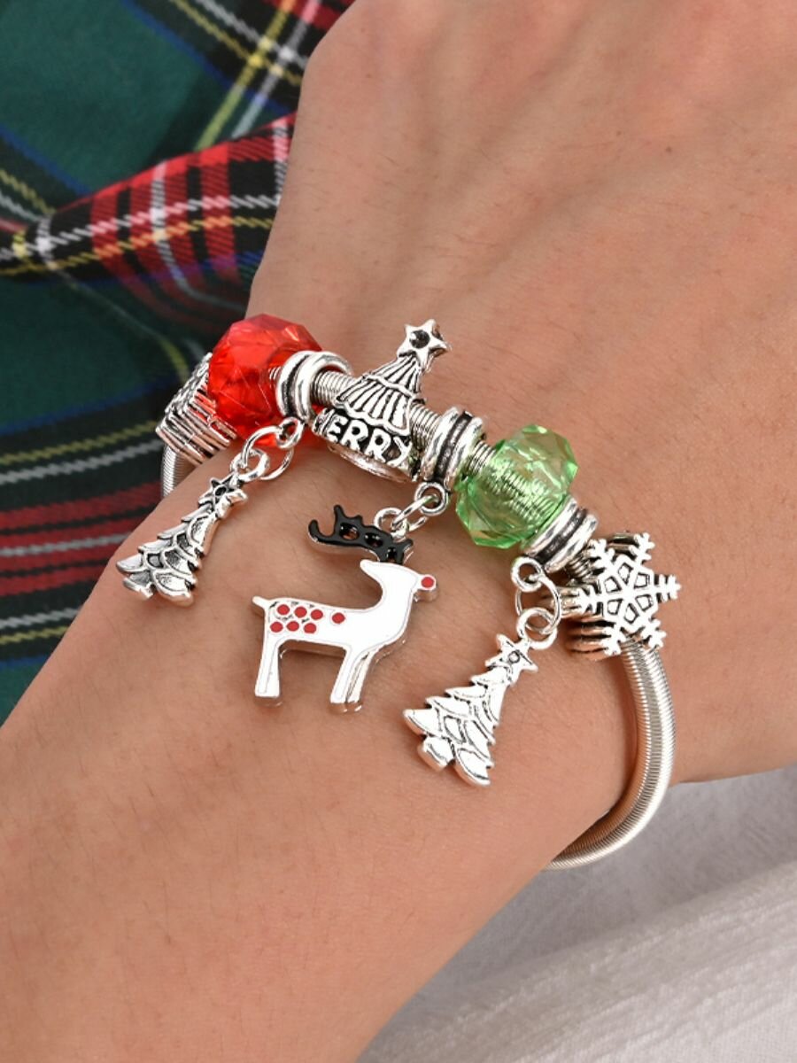 Браслеты с новогодними элементами, подвески в виде елочек и лосей