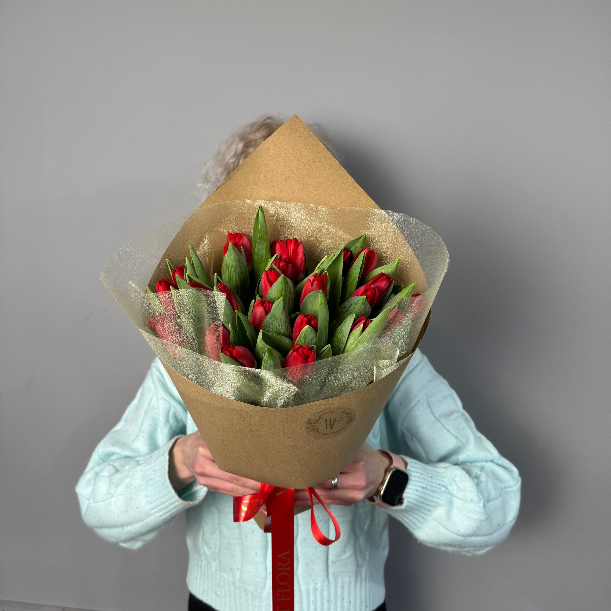 WEST FLORA Алый Взгляд: монобукет из 25 красных тюльпанов – купить с доставкой