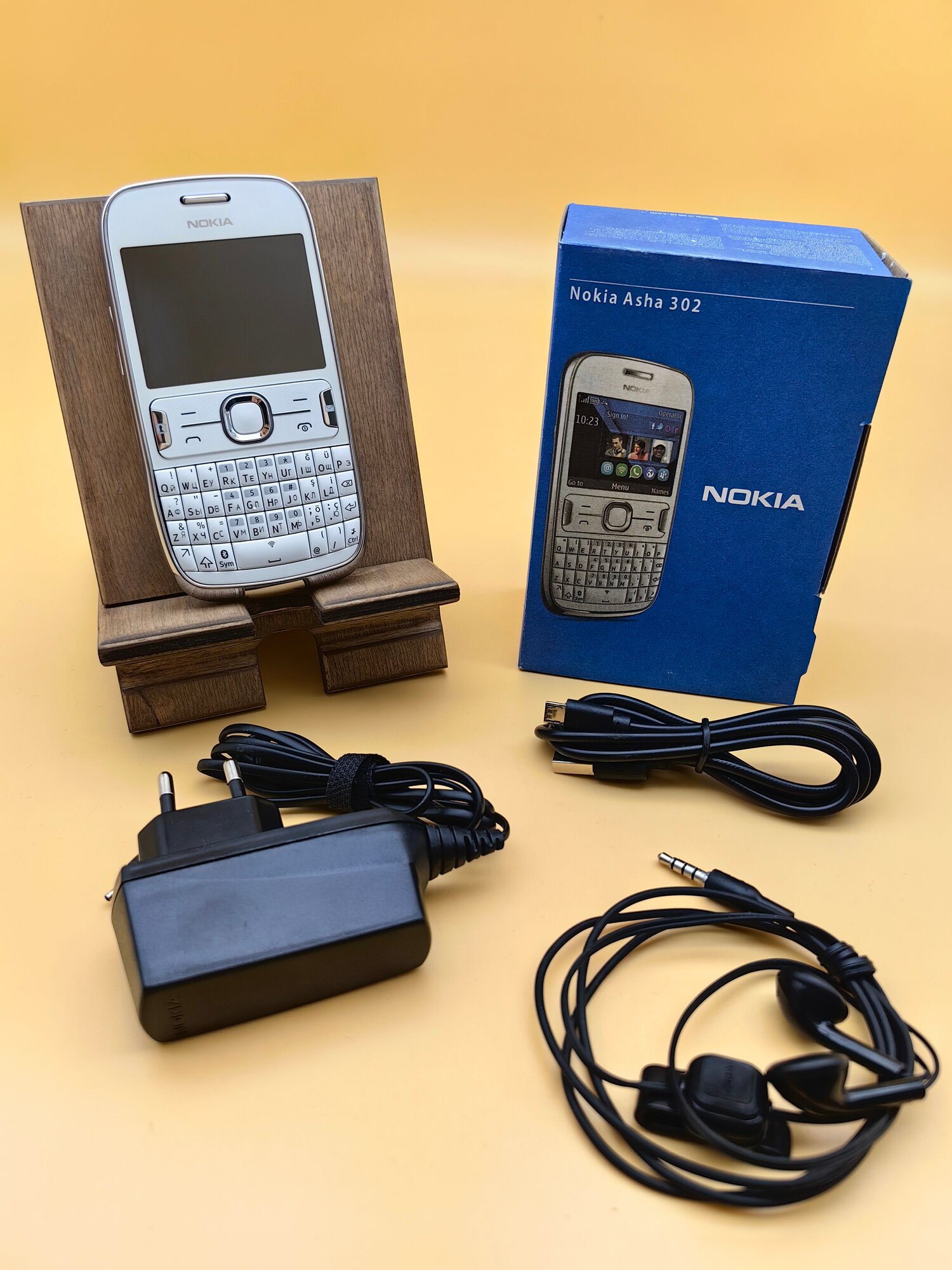 Мобильный раритетный кнопочный телефон с qwerty клавиатурой Nokia Asha 302, Белый
