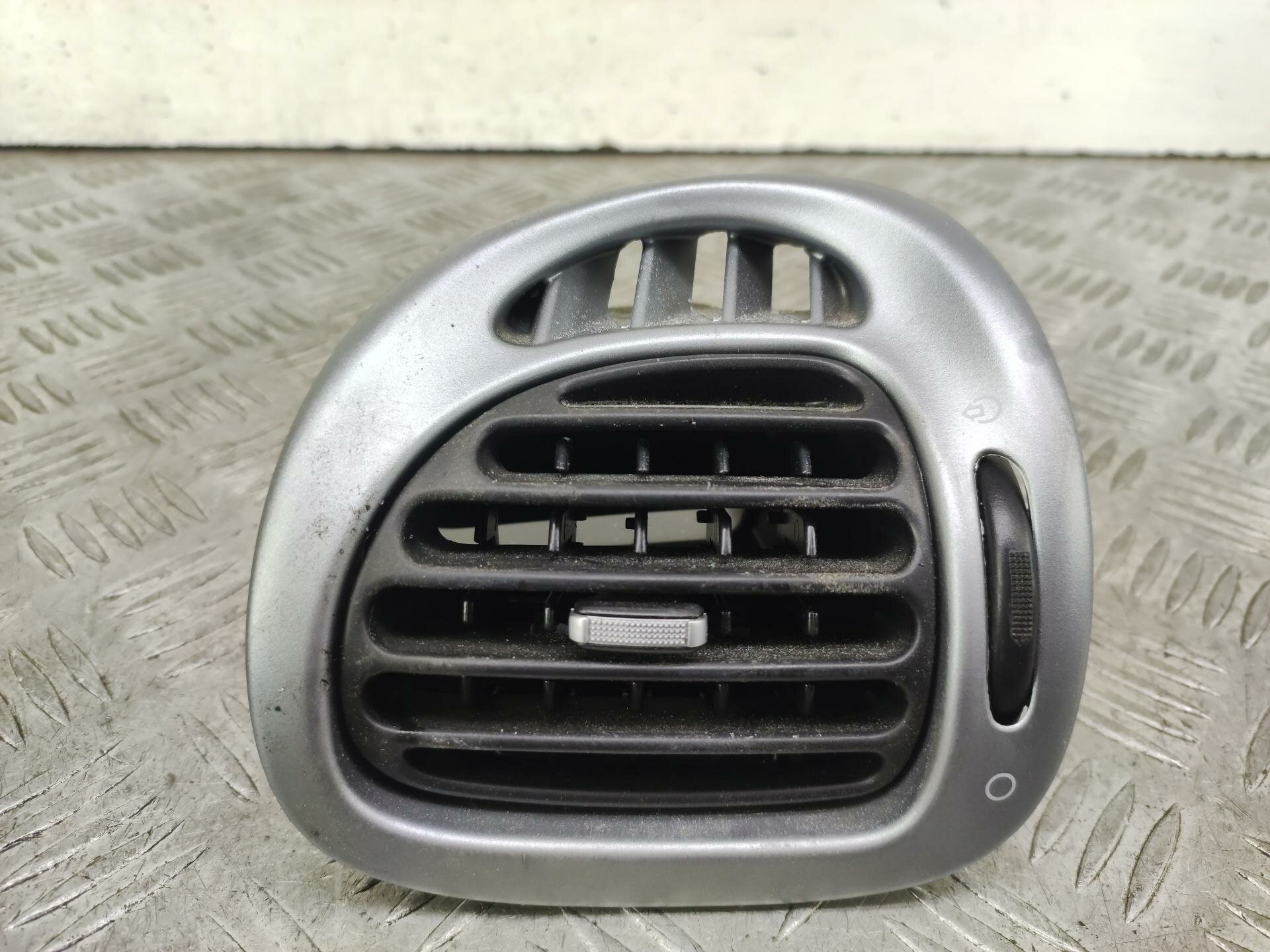 Дефлектор обдува салона левый Citroen Xsara Picasso рест. 2009 9631280177