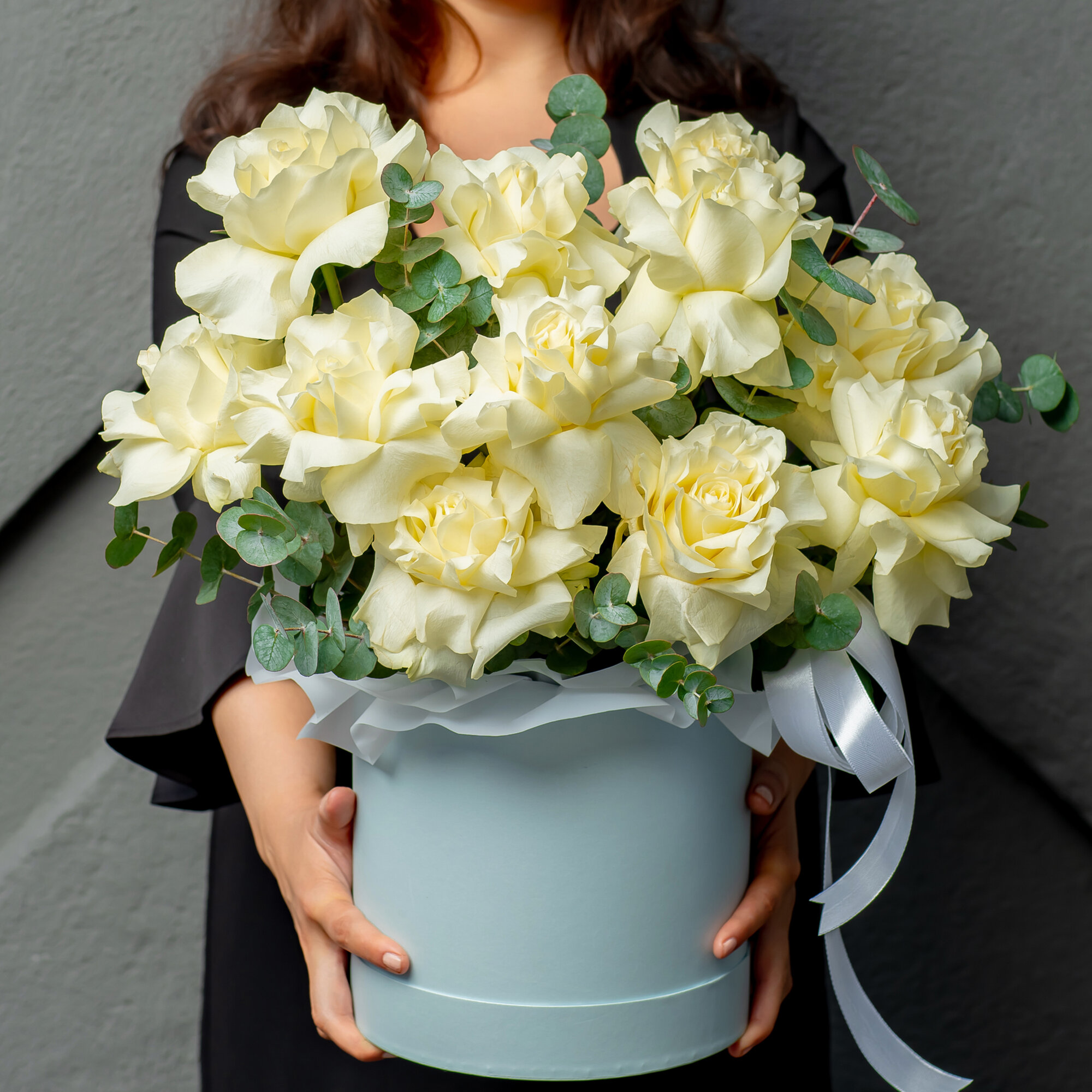 Букет живых цветов Flor-Pro Flowers из 11 белых эквадорских роз в шляпной коробке