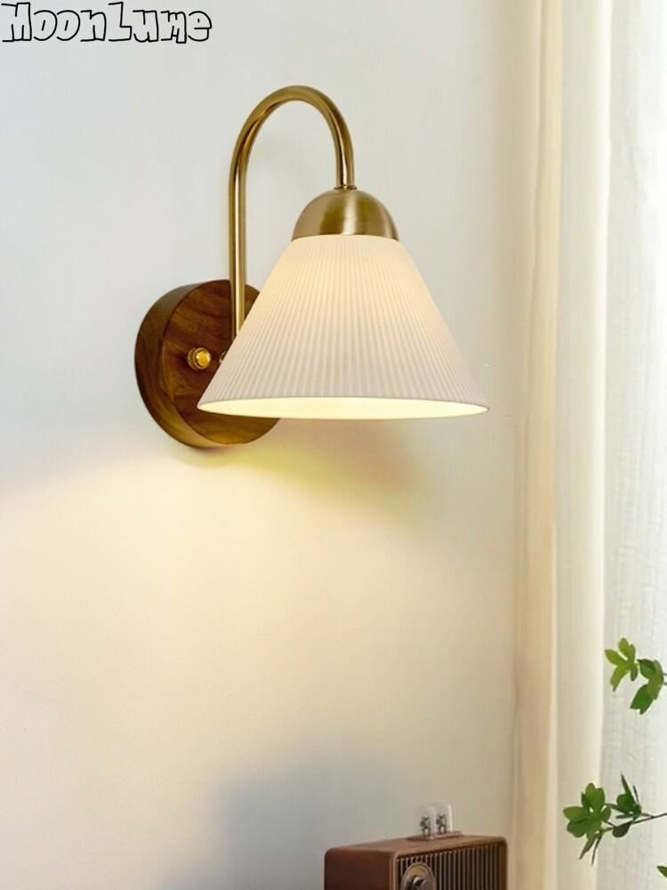 Настенный светильник серии Retro Simple White