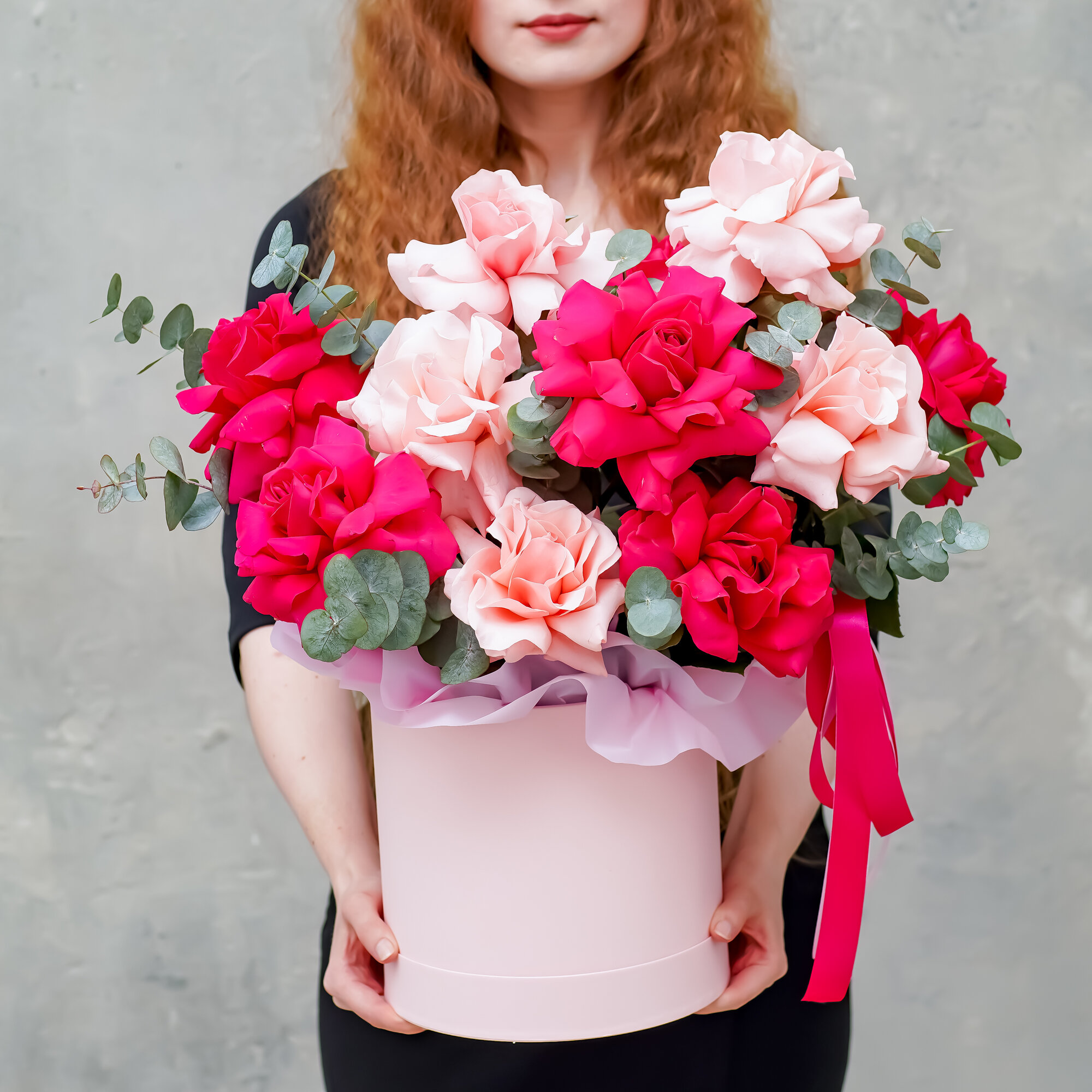 Букет живых цветов Flor-Pro Flowers из 11 розовых и малиновых эквадорских роз в шляпной коробке