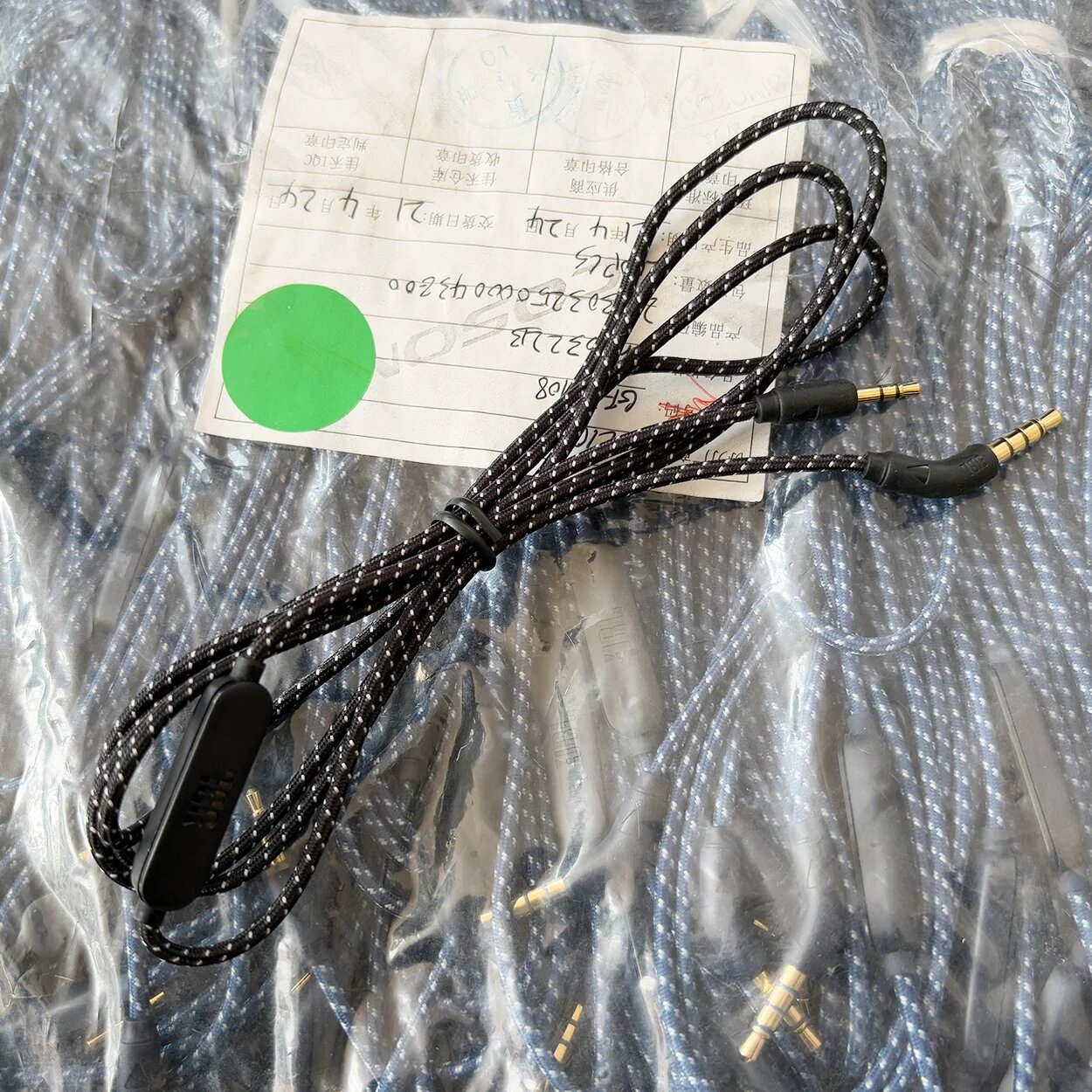 Аудиокабель с микрофоном для наушников JBL 1,28 м черный