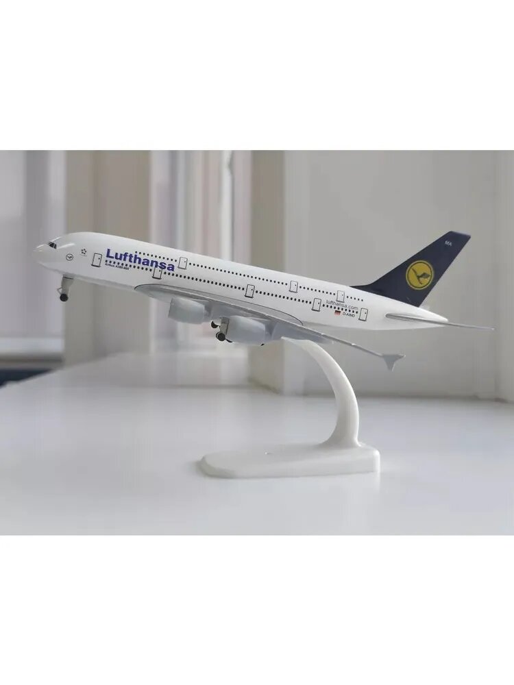 Игрушечная модель самолета Lufthansa Airbus A380 металлическая масштаб 1:200 для коллекции — фото 1