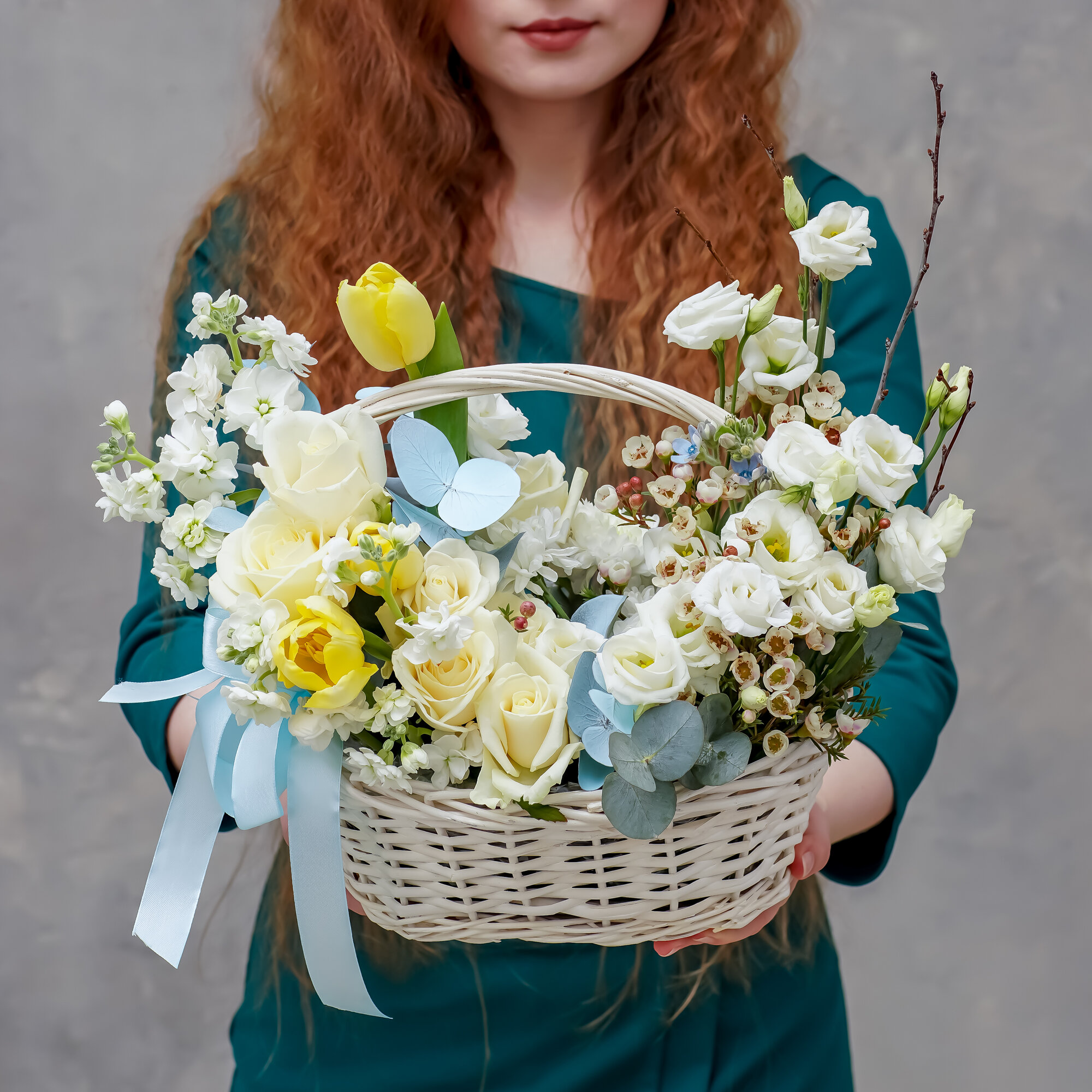 Букет живых цветов Flor-Pro Flowers из тюльпанов, эустом и хризантем в плетеной корзине "Теплый мотив"