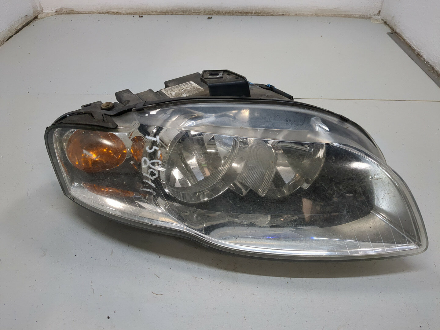 Фара (передняя) правая Audi A4 (B7) Б/У