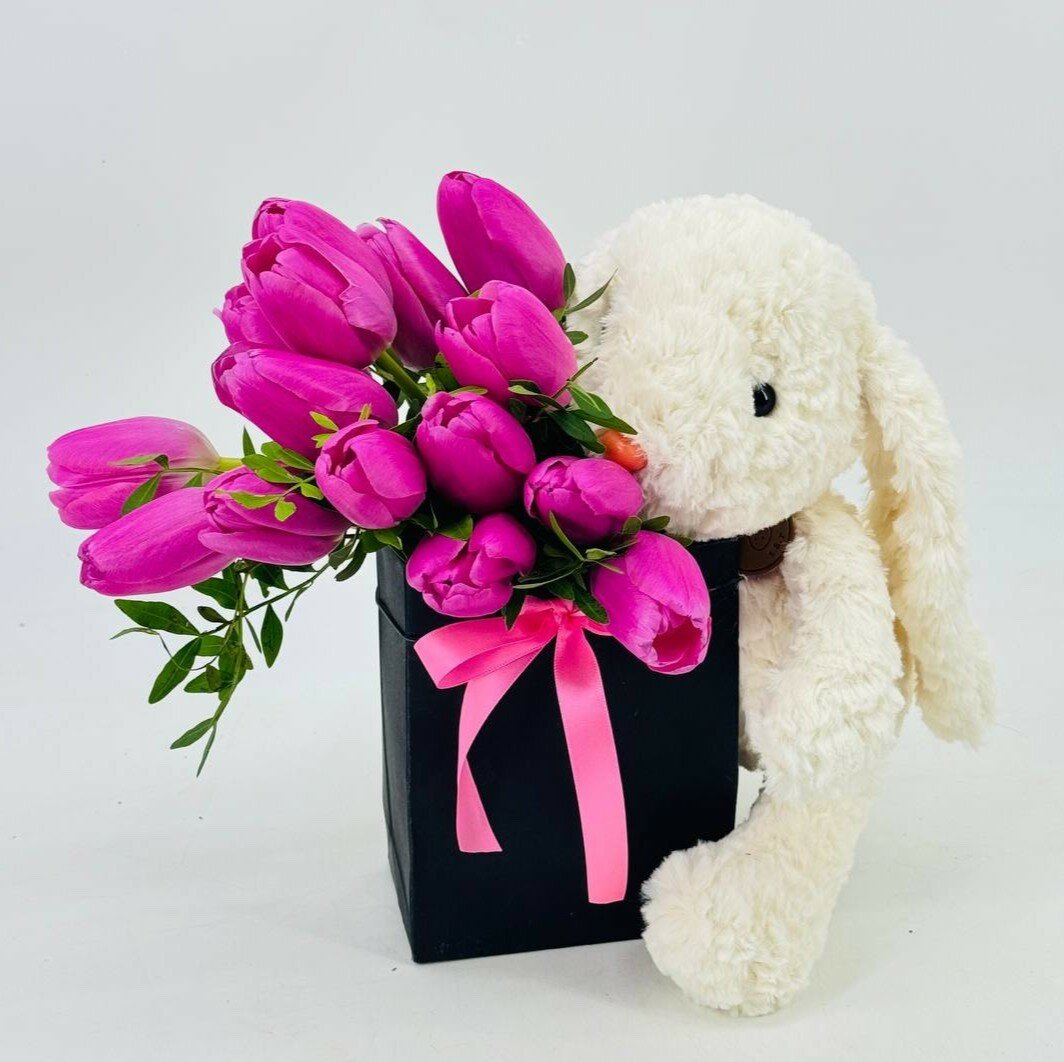 Букет из 15 розовых тюльпанов с веточками самшит и мягкой игрушкой плюшевый зайчик кролик 30 см
