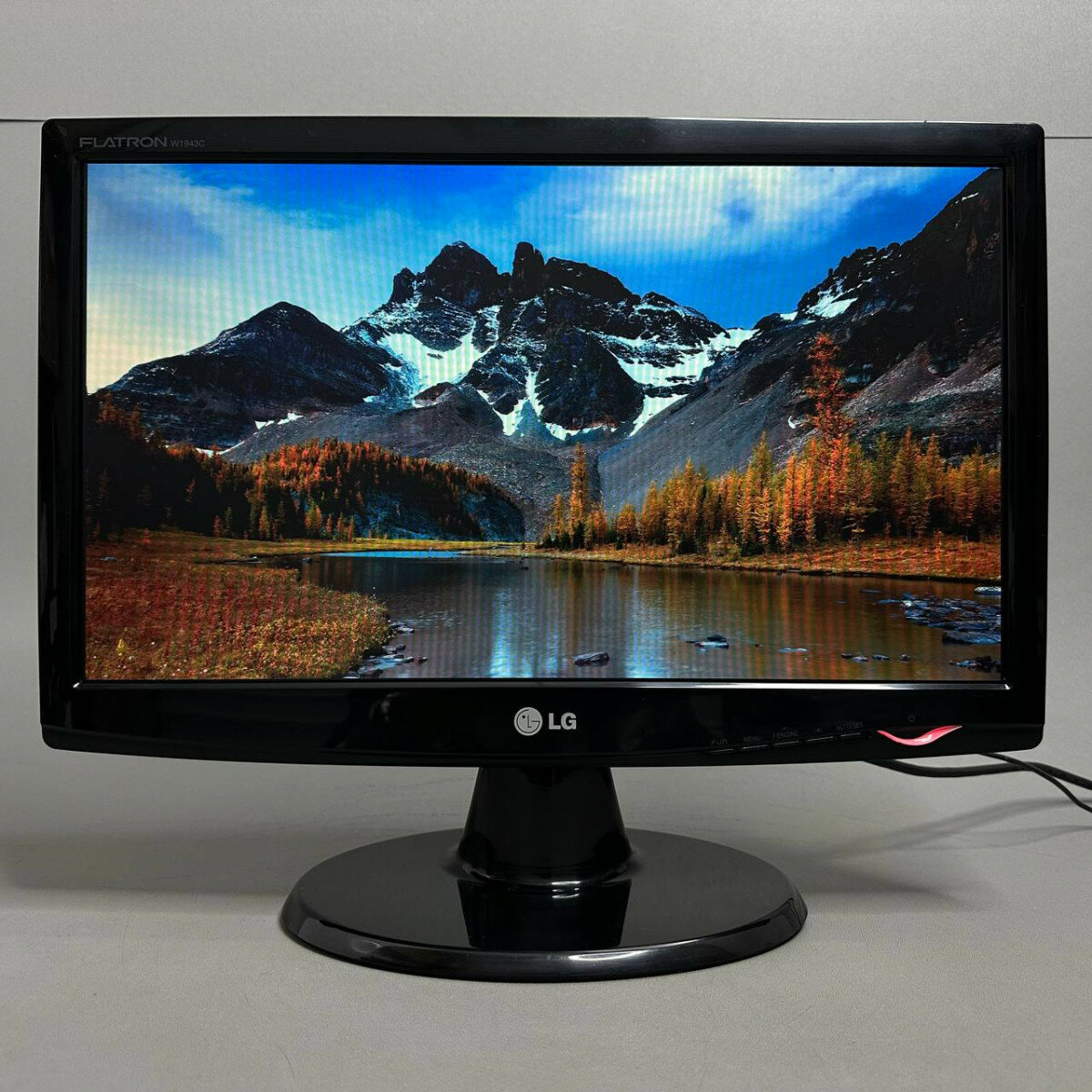 18.5" Монитор LG Flatron W1953SE-PF, 1366x768, TN+film, черный