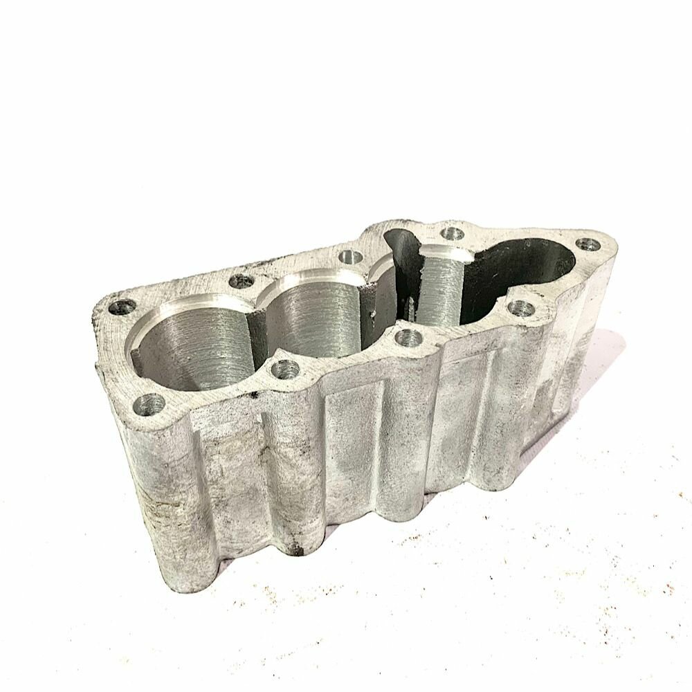 Крышка нижняя гидрораспределителя Р80 3-х секционный с отливом