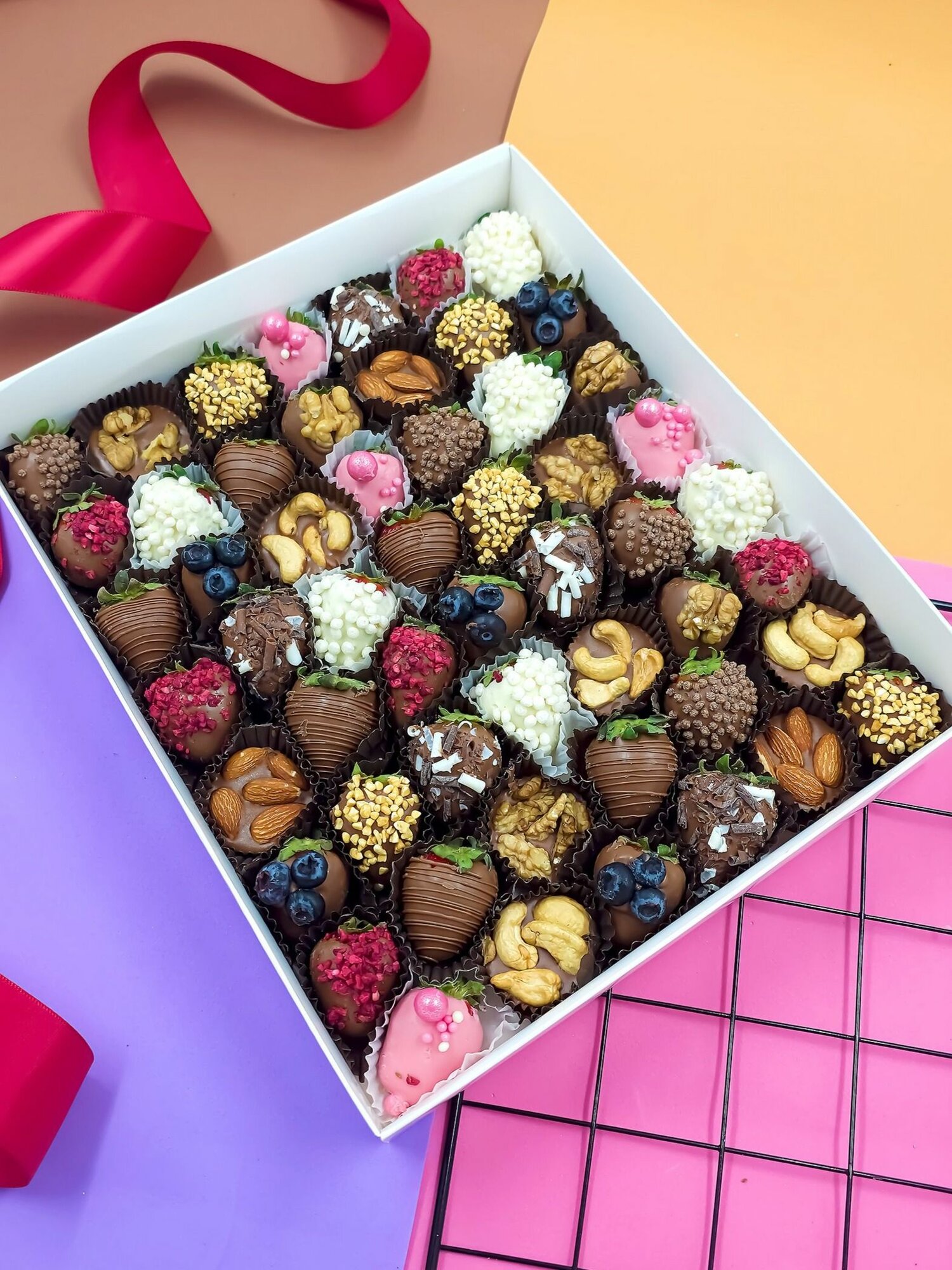 Клубника в шоколаде ( 40-55 ягод) "Коктейль вкусняшек" подарок подруге, маме, жене на День рождения, Сладкий подарочный набор