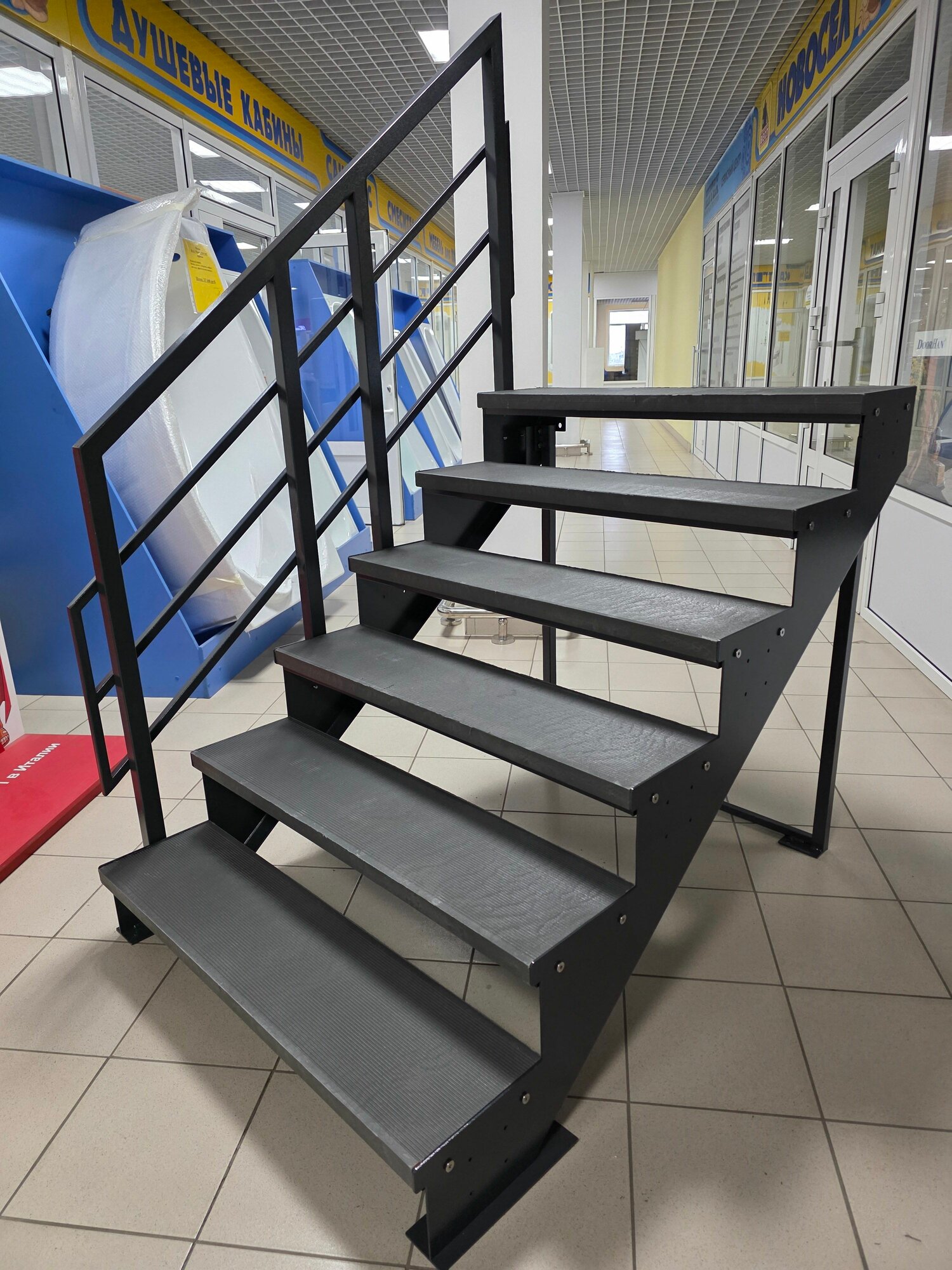 Лестница-крыльцо 6 ступеней , с ППК, ограждения справа. Ширина 1м. Высота 108 см.