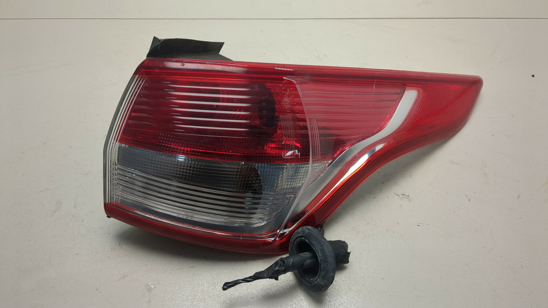 Фонарь (задний) правый Ford Escape Б/У