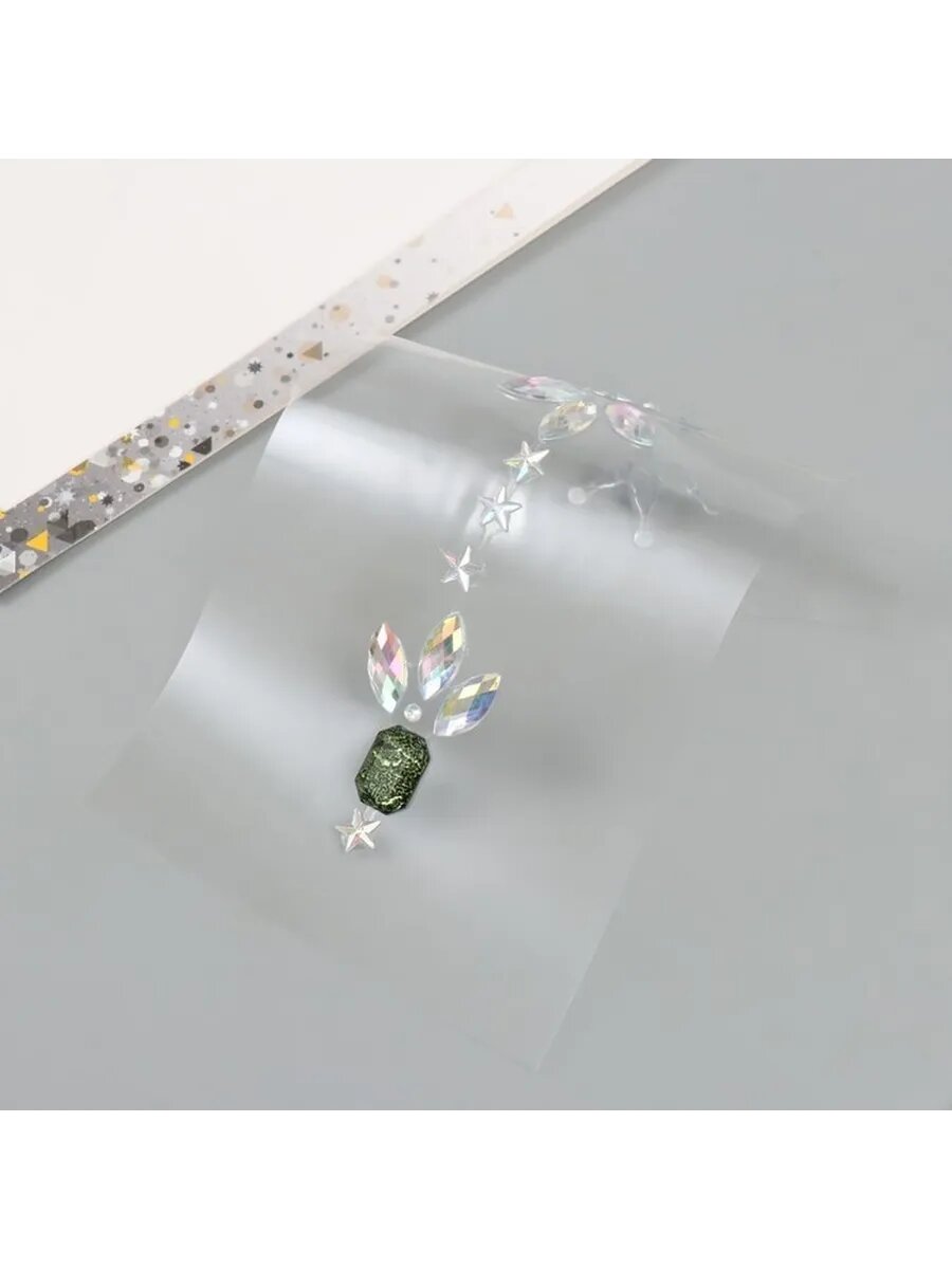 Стильная наклейка-стразы для праздничных волос