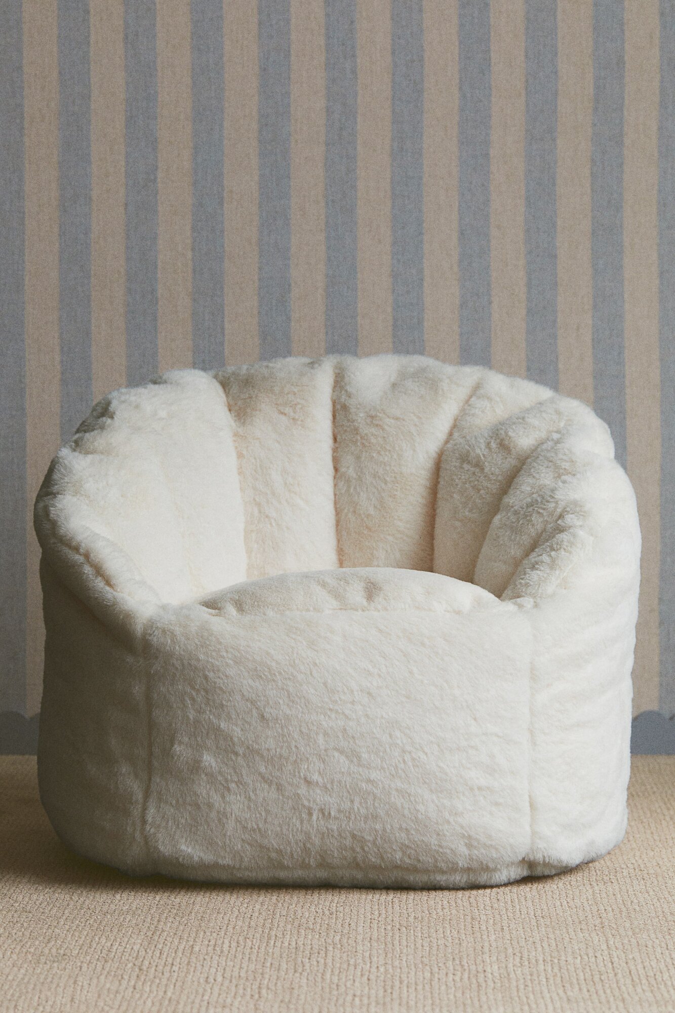 Пушистый пуф H&M белый 40х55 см