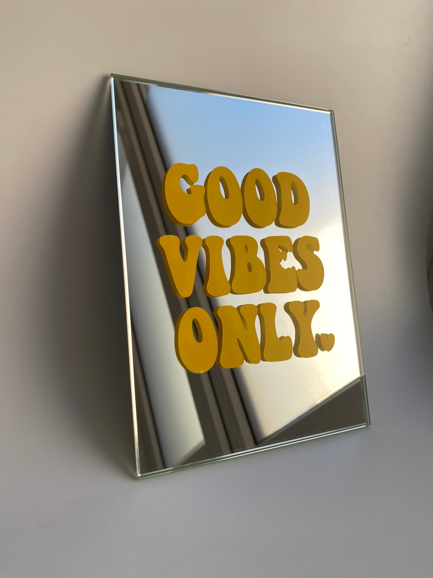 Интерьерное зеркало, стеклянная плитка, с надписью, размер 13х18