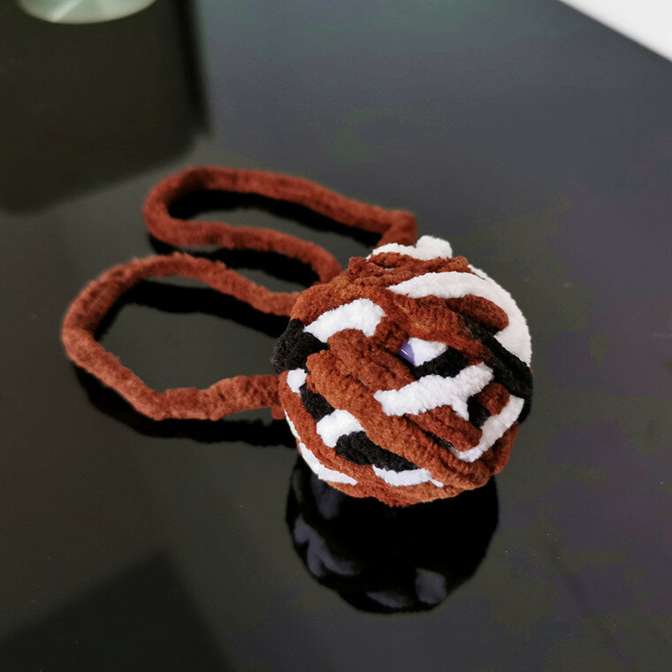 Кошачья игрушка-мячик с 40 см хвостом для прорезывания зубов и игры, вязаный мячик бежево-черно-белый, диаметр 5 см,