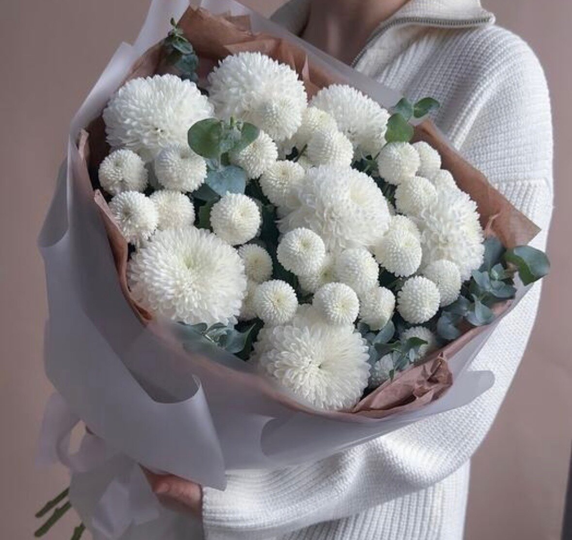 Букет белые кустовые хризантемы Сантини Ньютон и хризантемы Супербоул с эвкалиптом