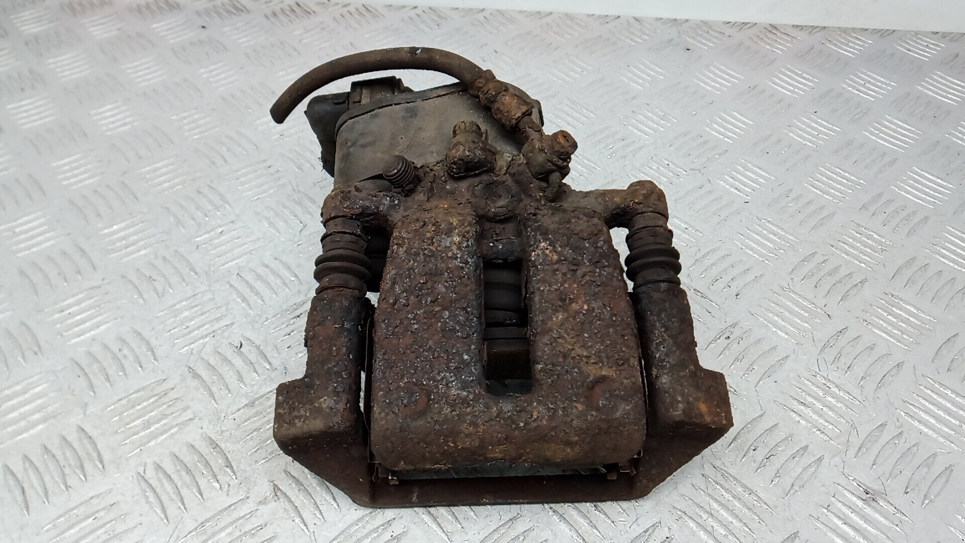 Суппорт тормозной задний левый VOLVO XC60 1