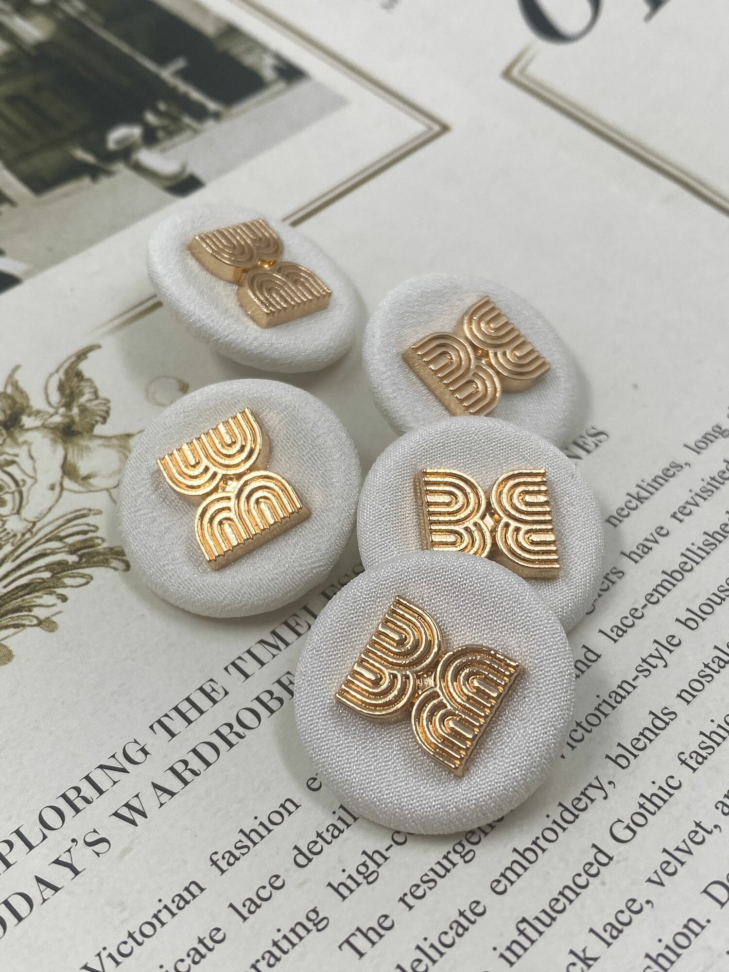 Пуговицы текстильные белые с золотом 5 шт 23 мм